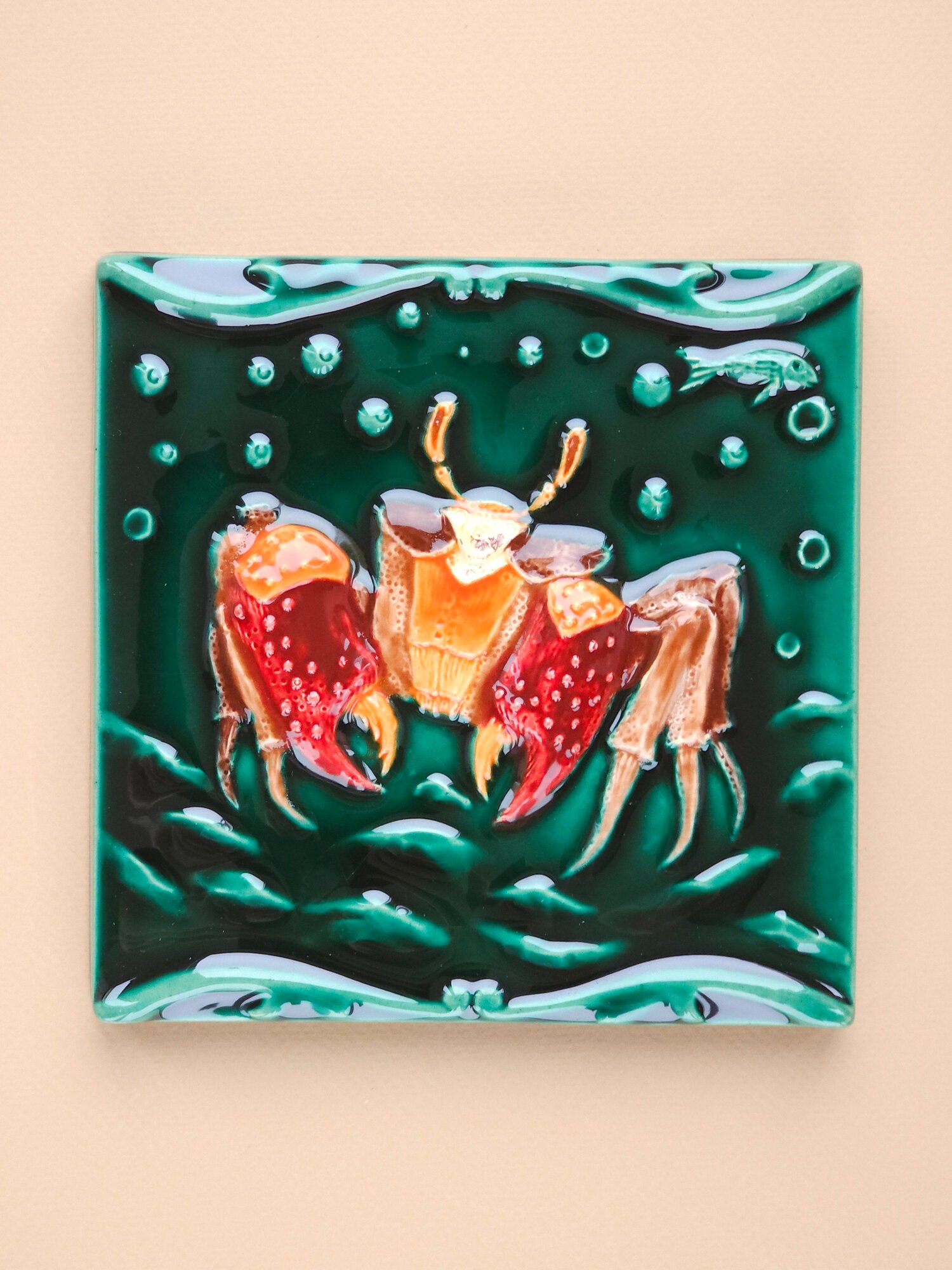 Краб (рыжий). Панно, изразец, настенный декор, плакетка, украшение настенное интерьерное. Ярославская майолика. Керамика ручной работы. Сделано в России.
