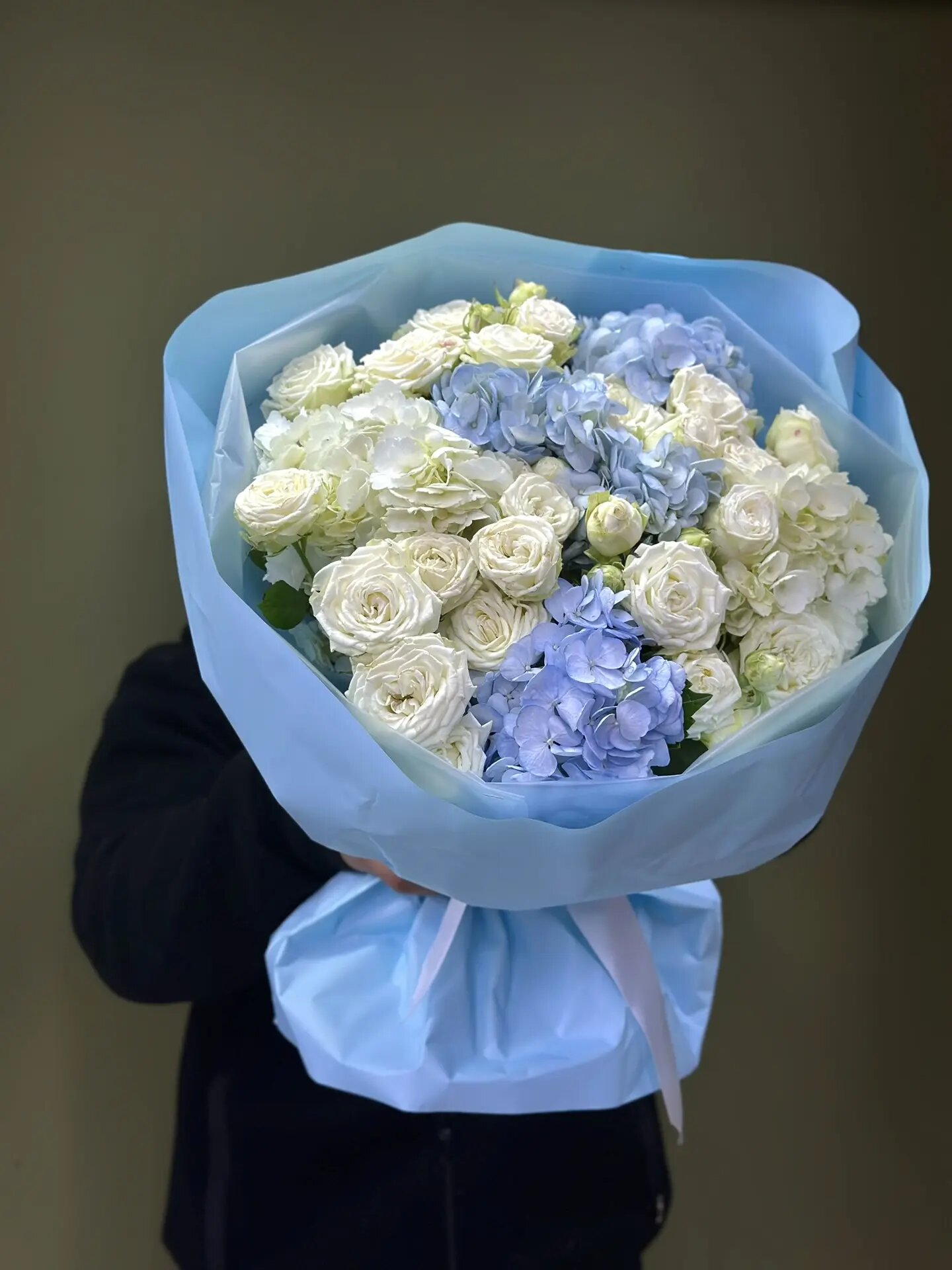 Северное сияние: микс из 5 голубых гортензий и 10 спрей-роз – Blooming Bliss купить с доставкой