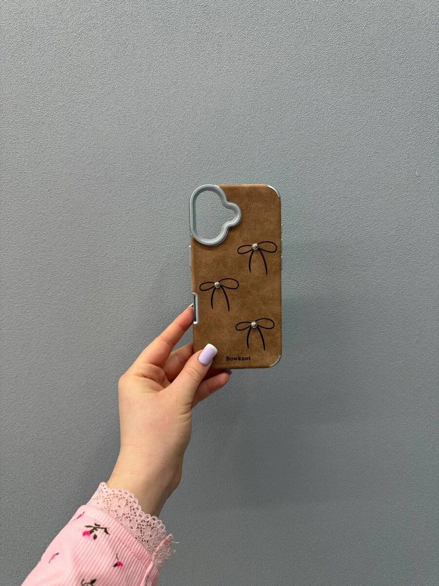 Чехол "Бантики", для iPhone 17, с поддержкой беспроводной зарядки, коричневый — фото 1