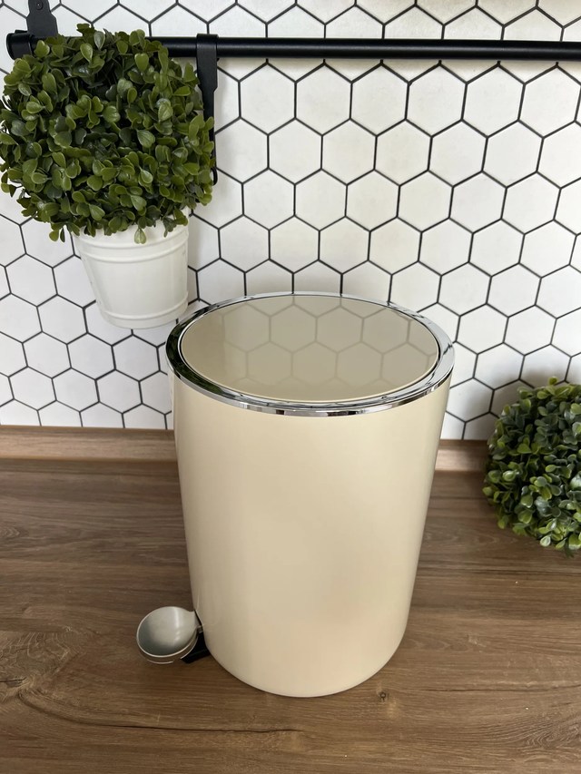 Ведро для мусора пластик бежевый с педалью Lenox PrimaNova M-E66-09
