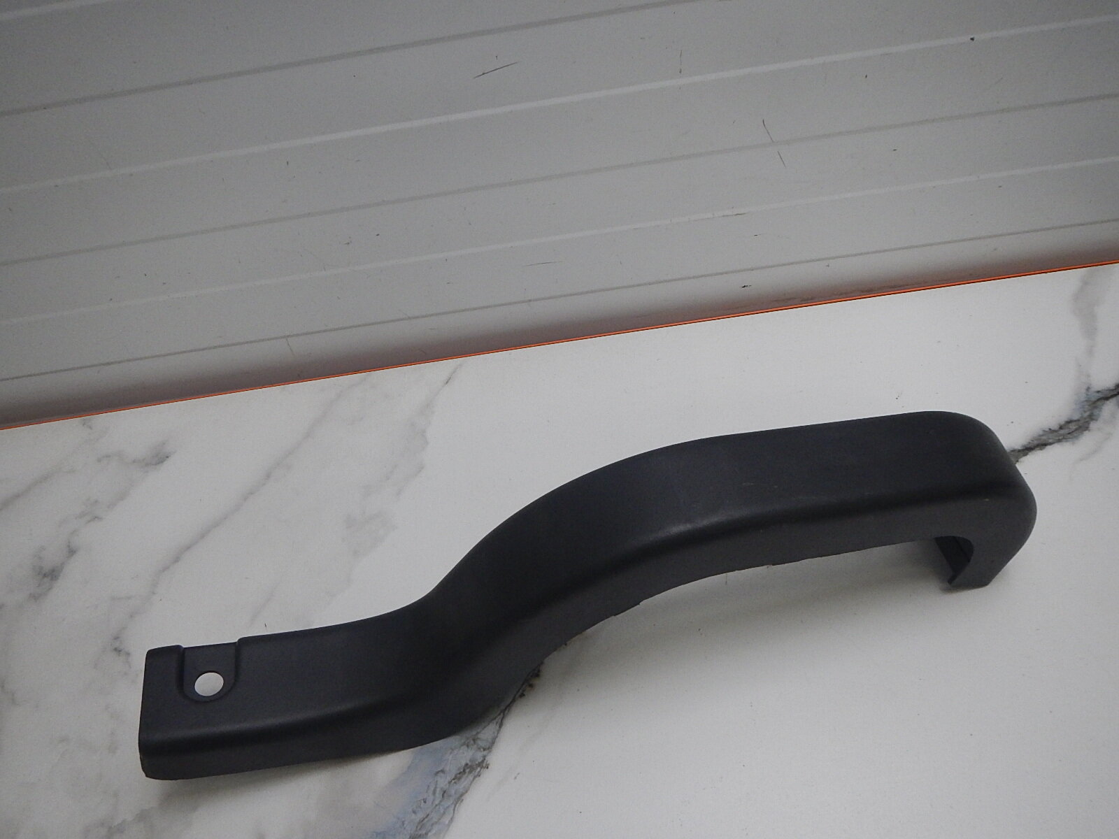 Б/У Обшивка крышки багажника, Omoda (Омода)-S5 (22-) OMODA S5 (22-) крышка петли багажника Царапины. 613496 OMODA арт. 40...