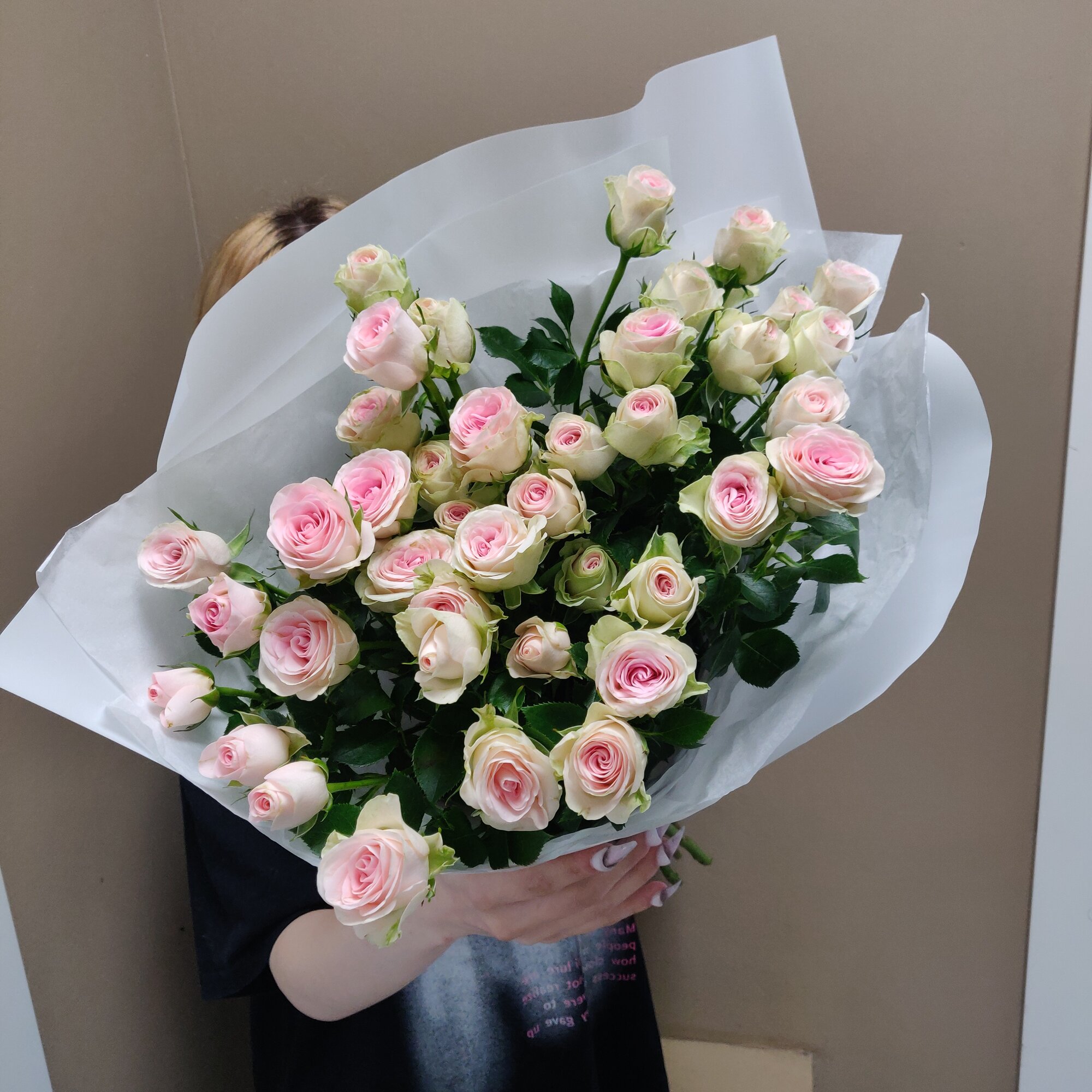 Нежный букет кустовых бело-ровых роз в авторской упаковке с лентой и тишью.