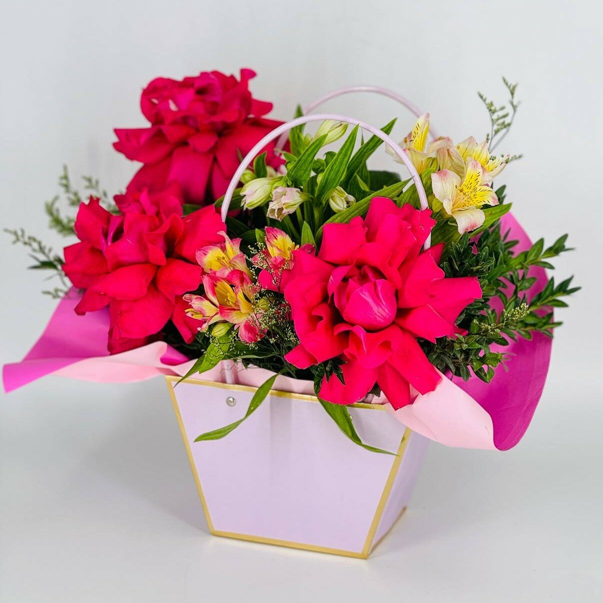 Сумочка с яркими французскими розами Pink Floyd и альстромерией