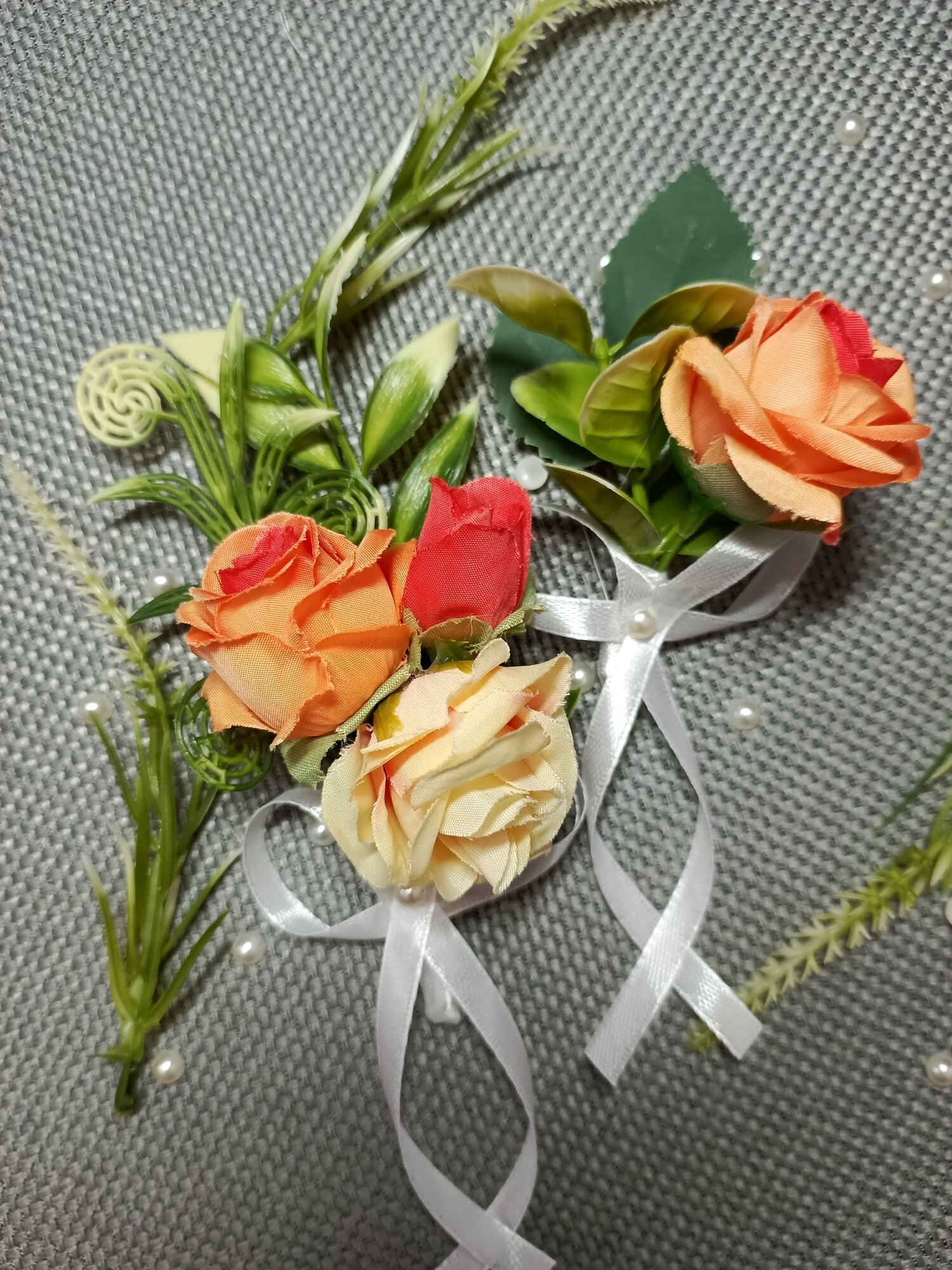 Бутоньерки для жениха и свидетеля выполненные в одном стиле.