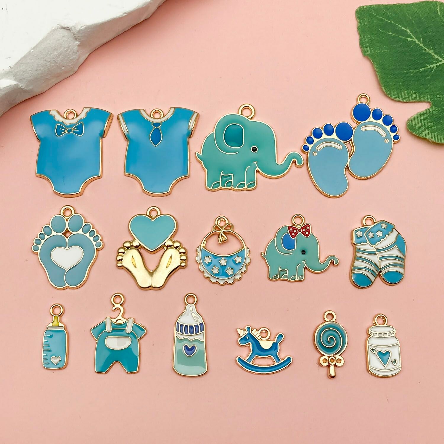 Набор из 15 голубых подвесок с эмалевым покрытием для создания детских украшений.