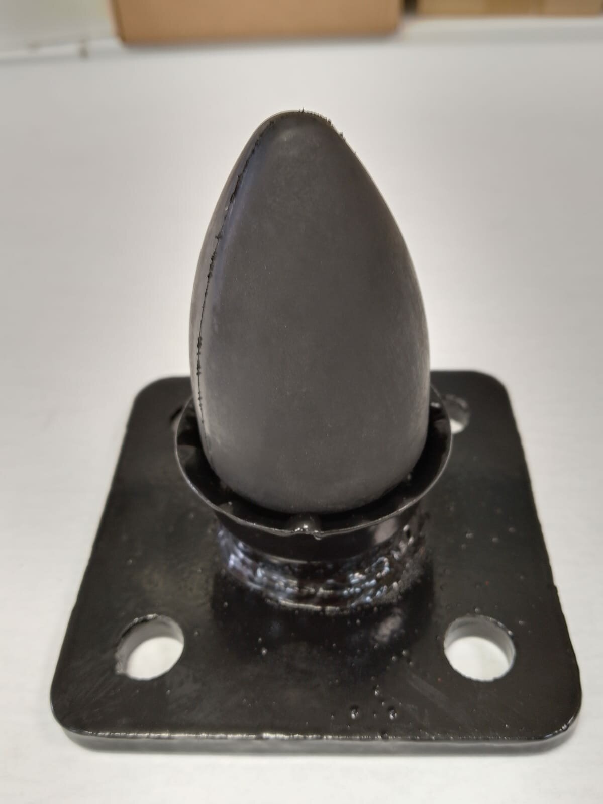 Пластина прижимная рессоры КМЗ 8284, 8136 с чашкой для отбойника с отбойником