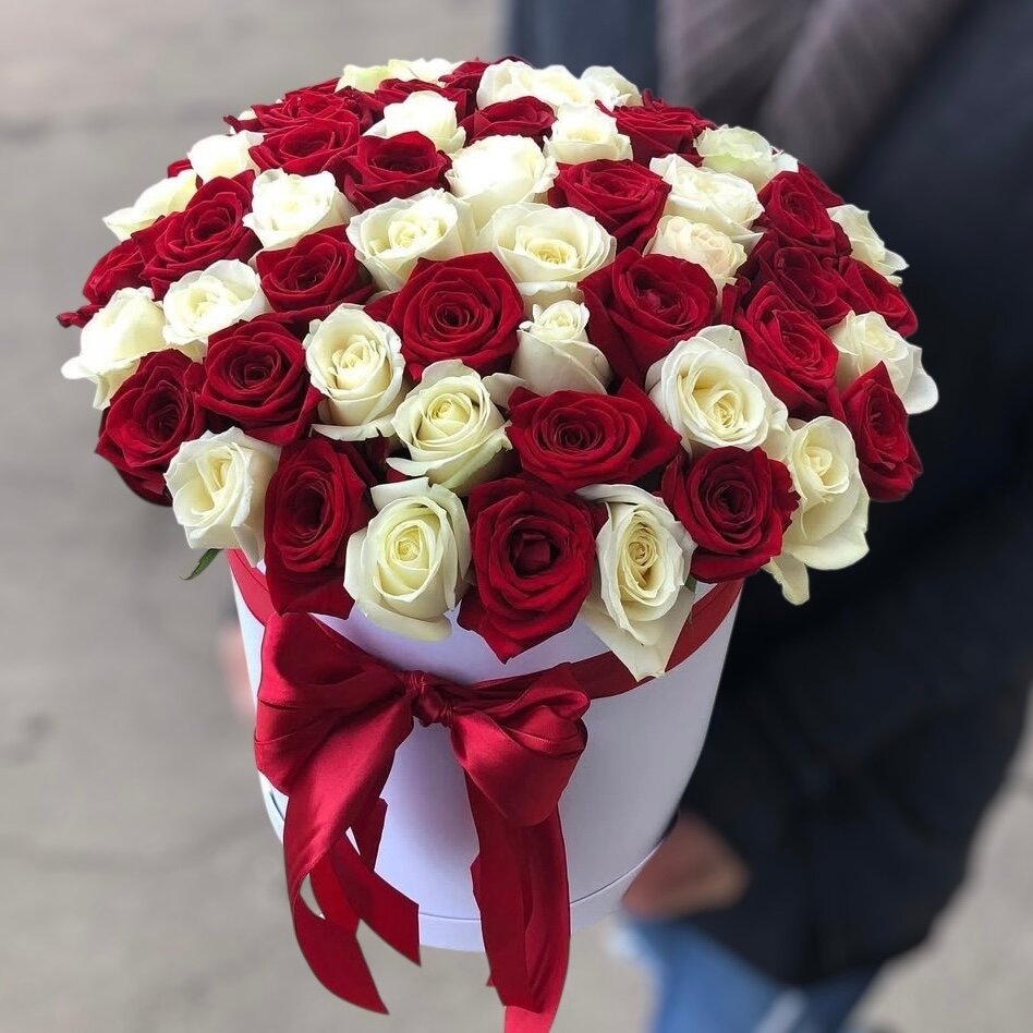 Букет из красных и белых роз 51 шт в шляпной коробке, красивый букет цветов, шикарный, премиум цветы, премиум букет