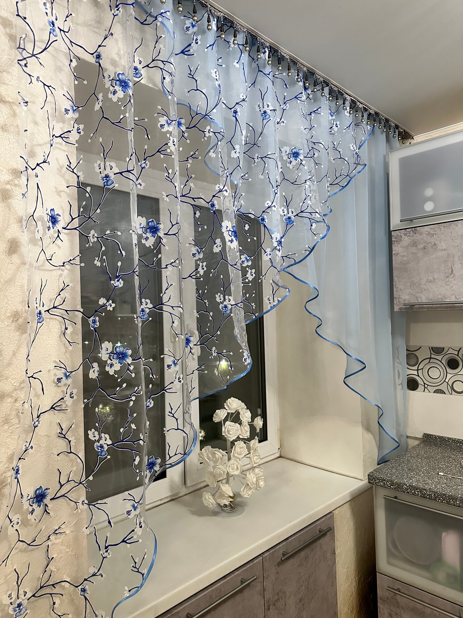 Кухонная шторка сакура голубая, ширина 3м, высота 1,7м