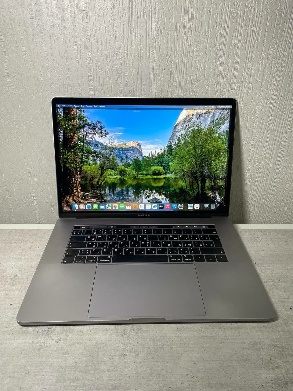 15.4"Ноутбук Apple MacBook Pro 15 2018, Intel Core i7 2.2 ГГц, RAM 16 ГБ, SSD 256 ГБ, AMD Radeon Pro 555x, MacOS, серый