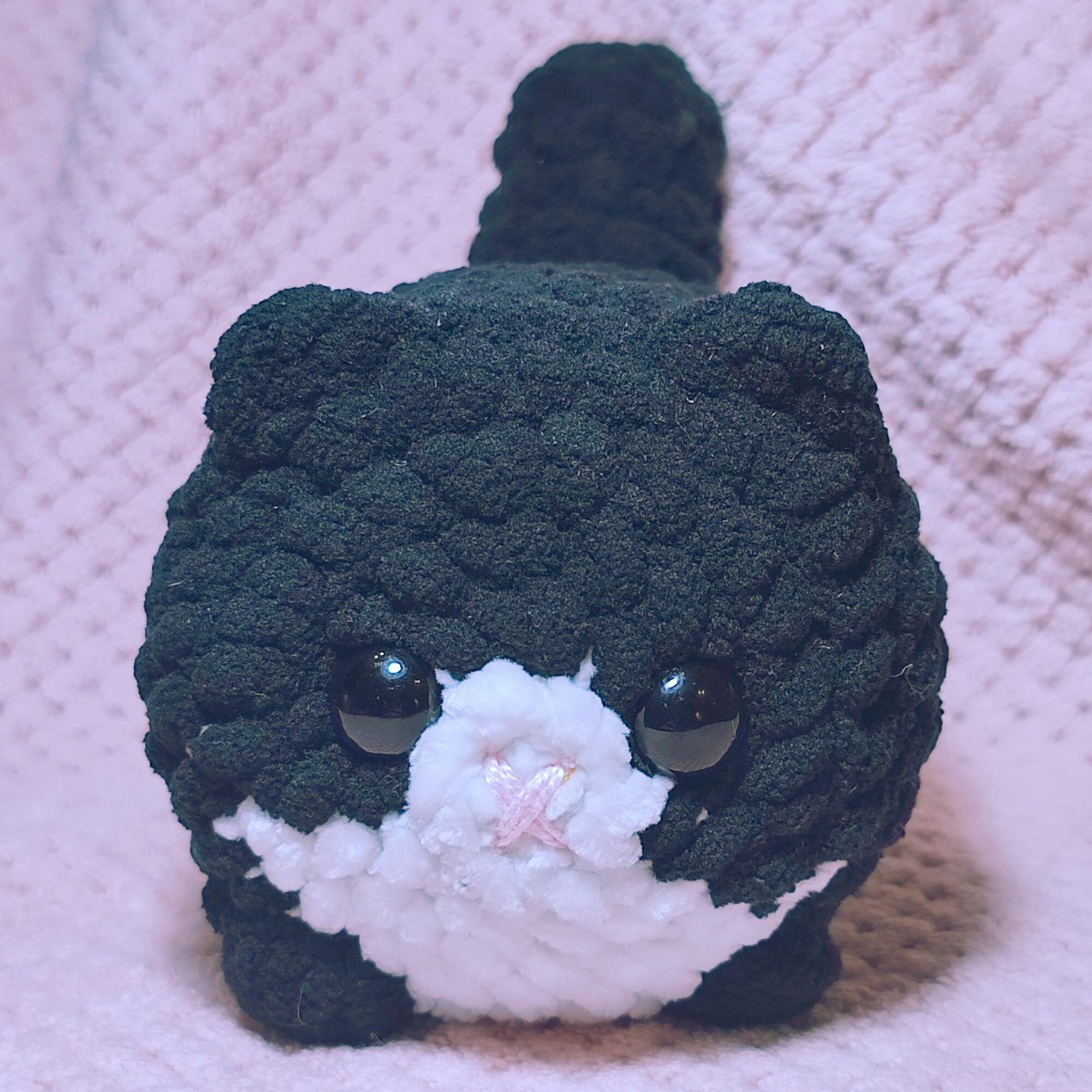 Мягкая вязаная игрушка чёрно-белый котик, вязаный котик