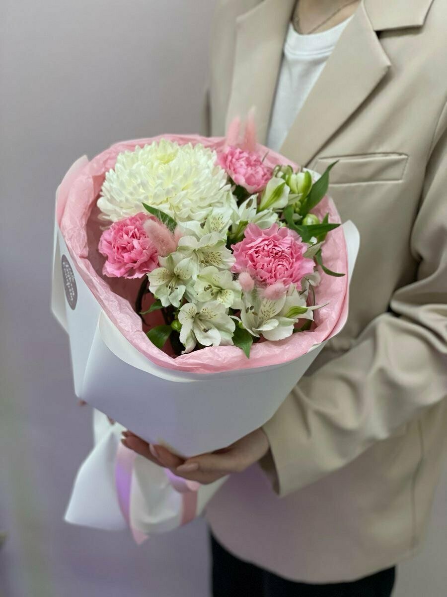 Нежный букет на 1 сентября для любимого учителя - из хризантем, альстромерий и гвоздик