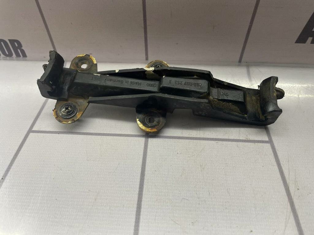 Кронштейн заднего бампера Audi 80 90 B3 86-91