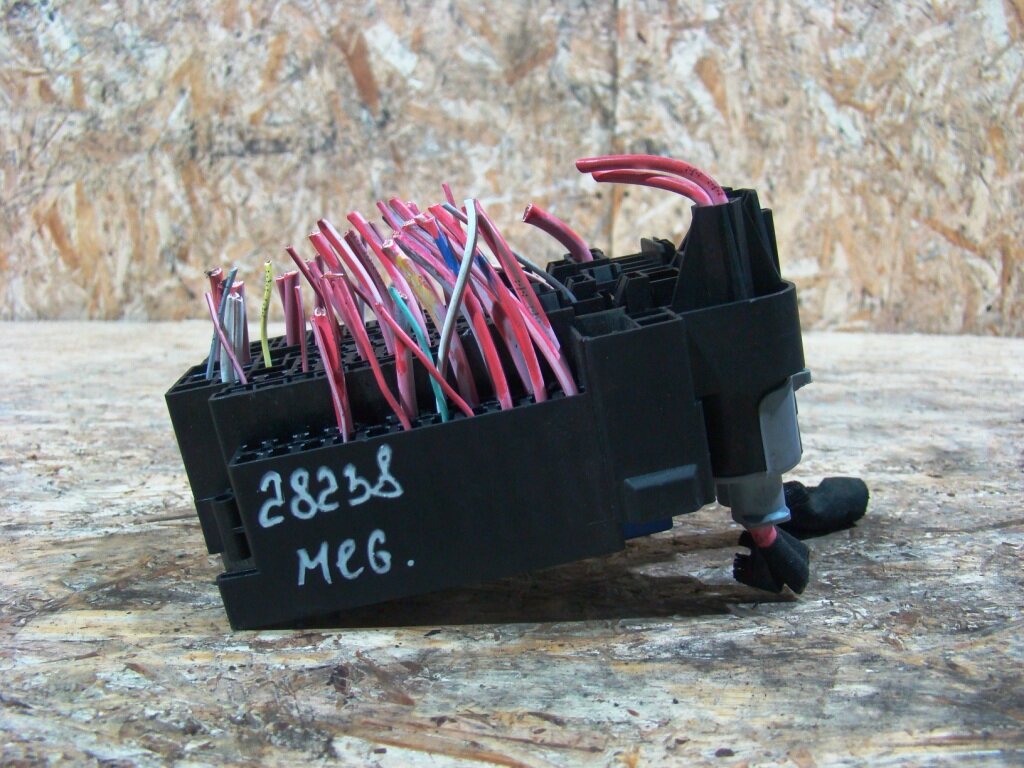 Renault Megane 3 Блок предохранителей моторный 243510001R