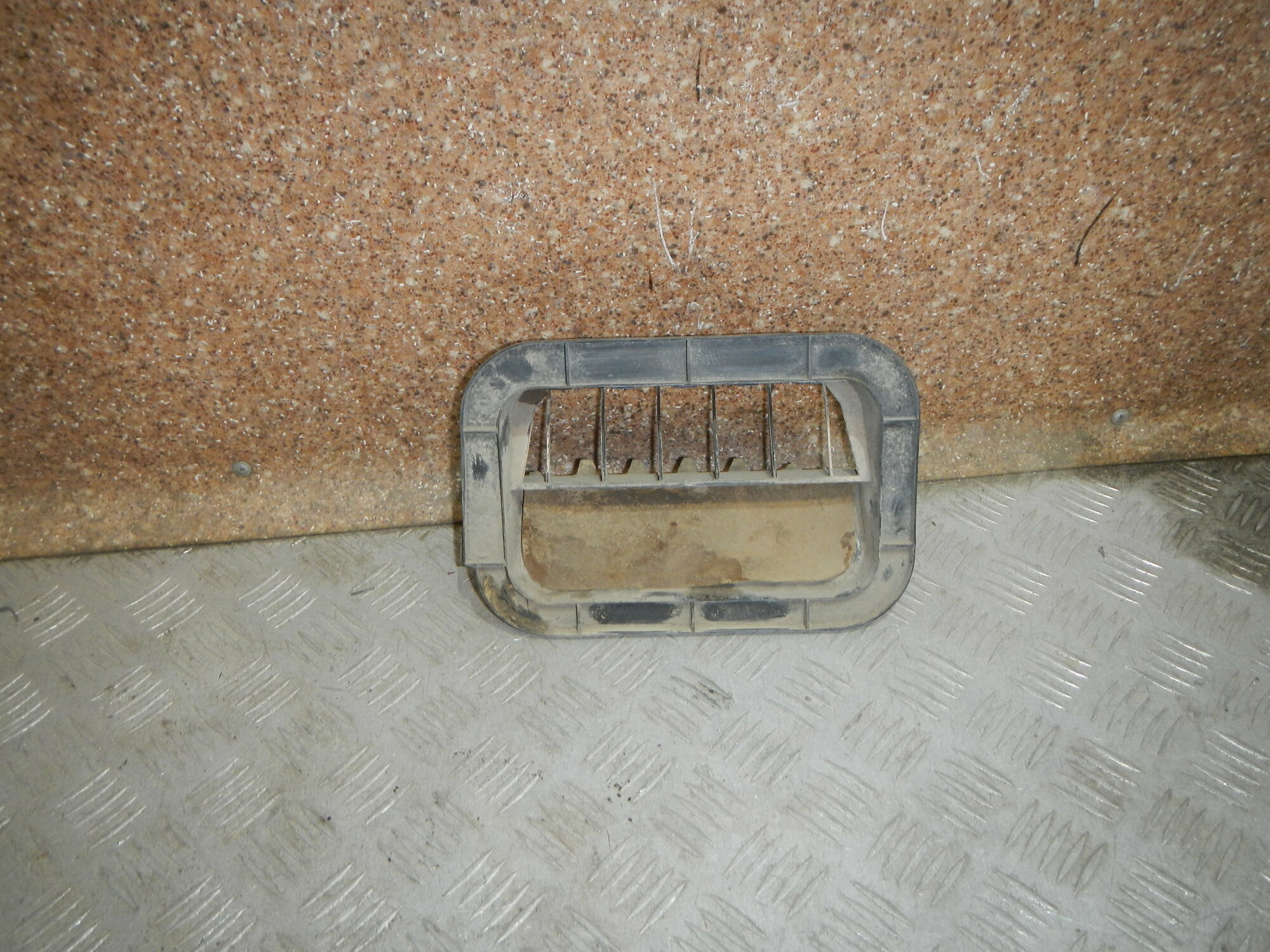 Б/У Решетка вентиляционная, Lifan (Лифан)-SOLANO (10-) LIFAN SOLANO (10-) Нет 1 шторки,повреждено крепление. 520574 LIFA...