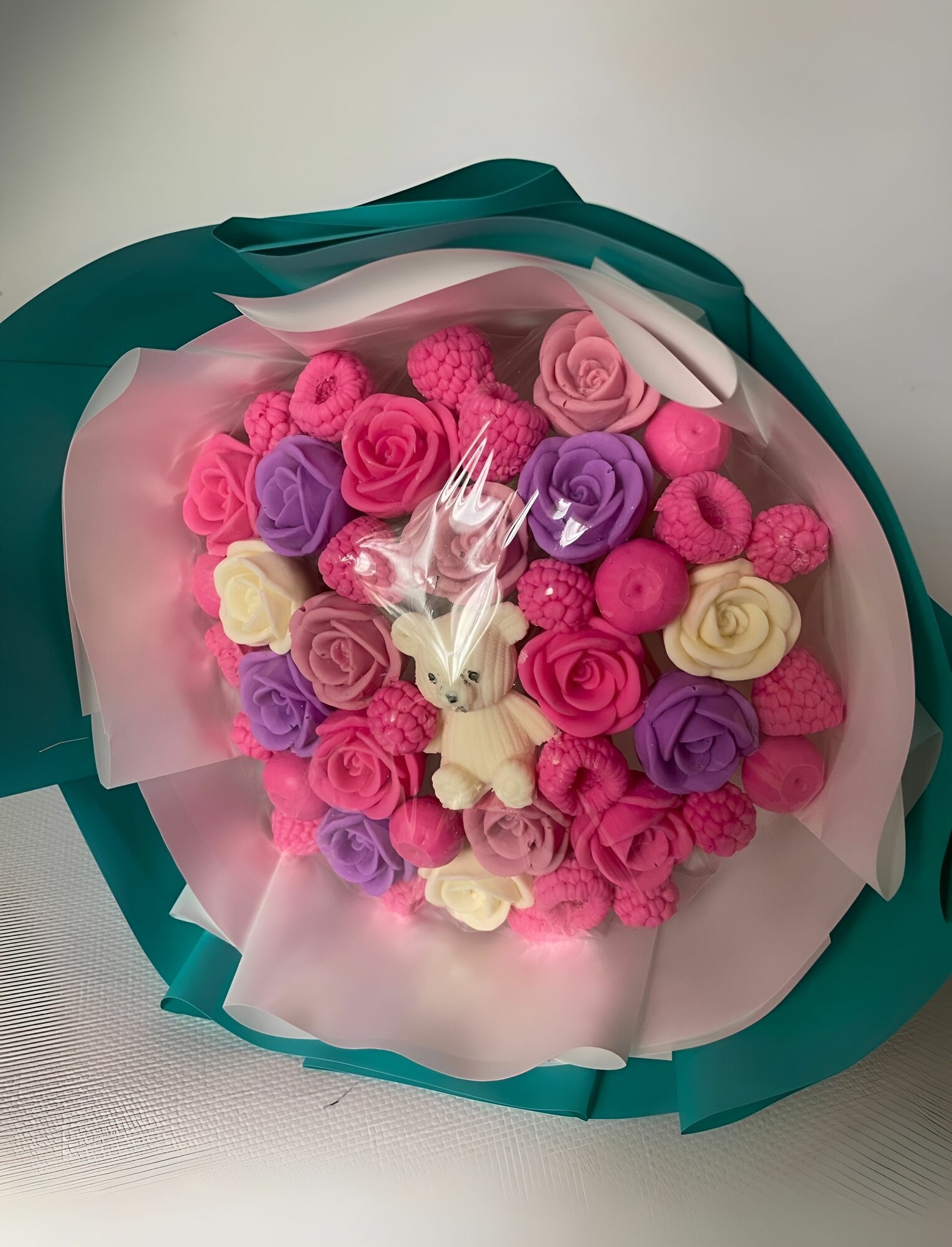 ShokoTrendy Сладкий букет из конфет шоколадные розы с ягодами и мишкой