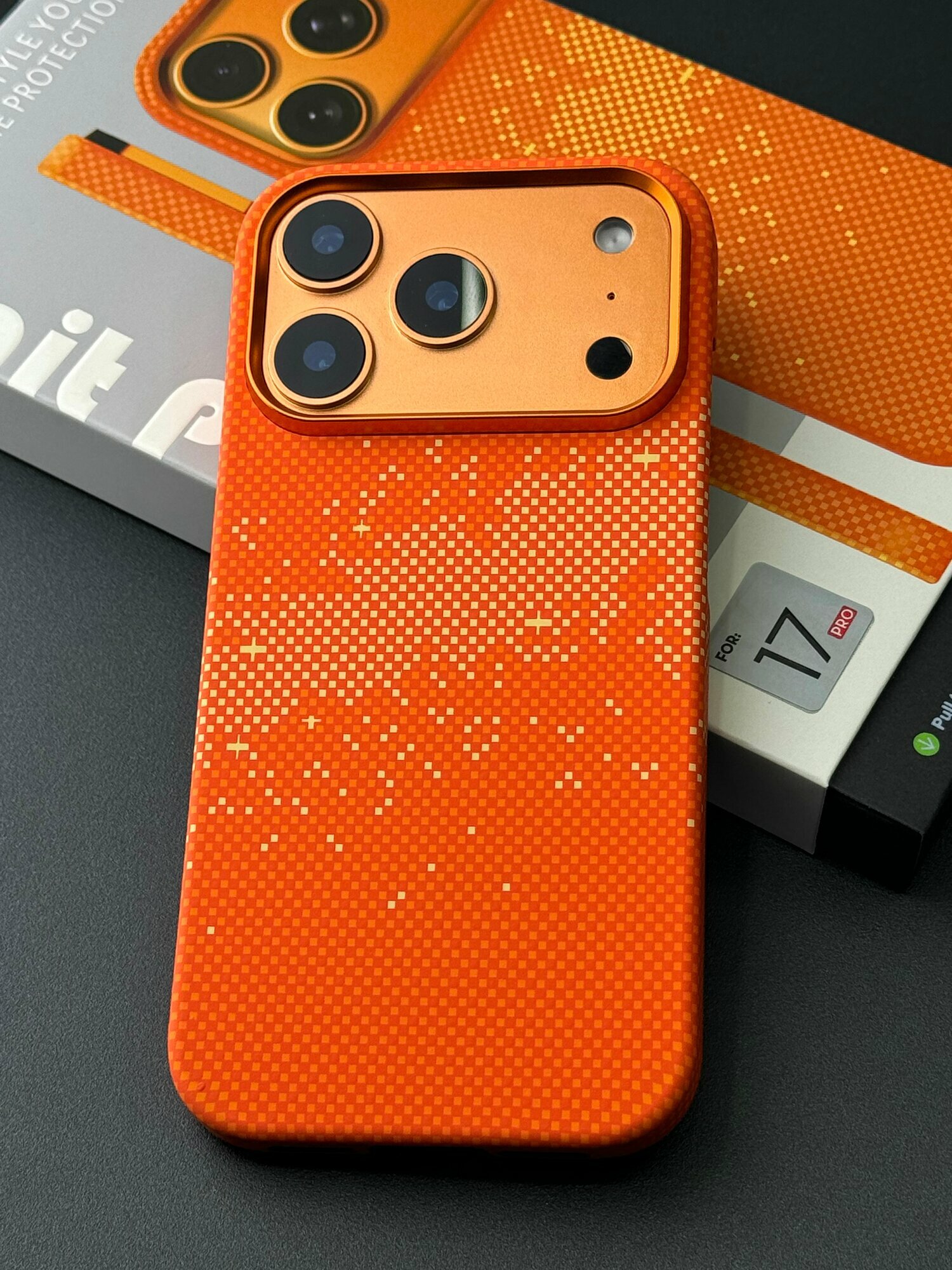 Чехол для iPhone 17 Pro Max с MagSafe под карбон из ударопрочного пластика премиум