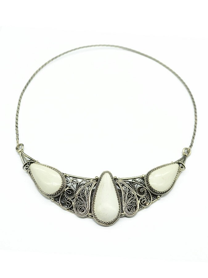 Колье, кахолонг