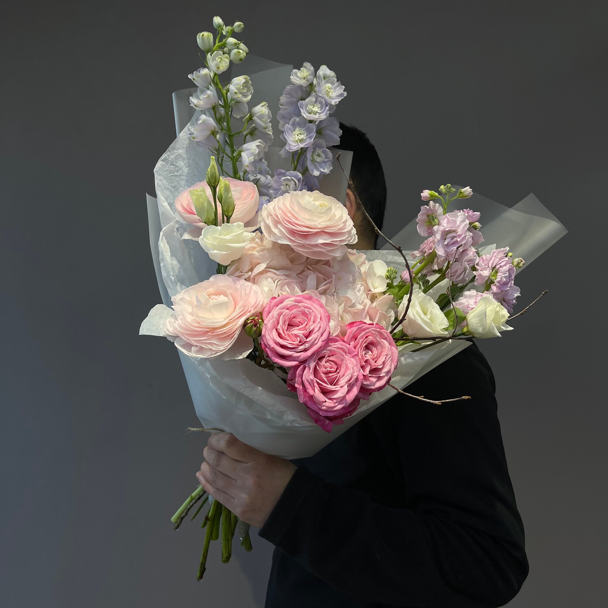 Авторский букет с ранункулюсами, кустовой розой, гортензией, диантусами, дельфиниумом и ветками березы