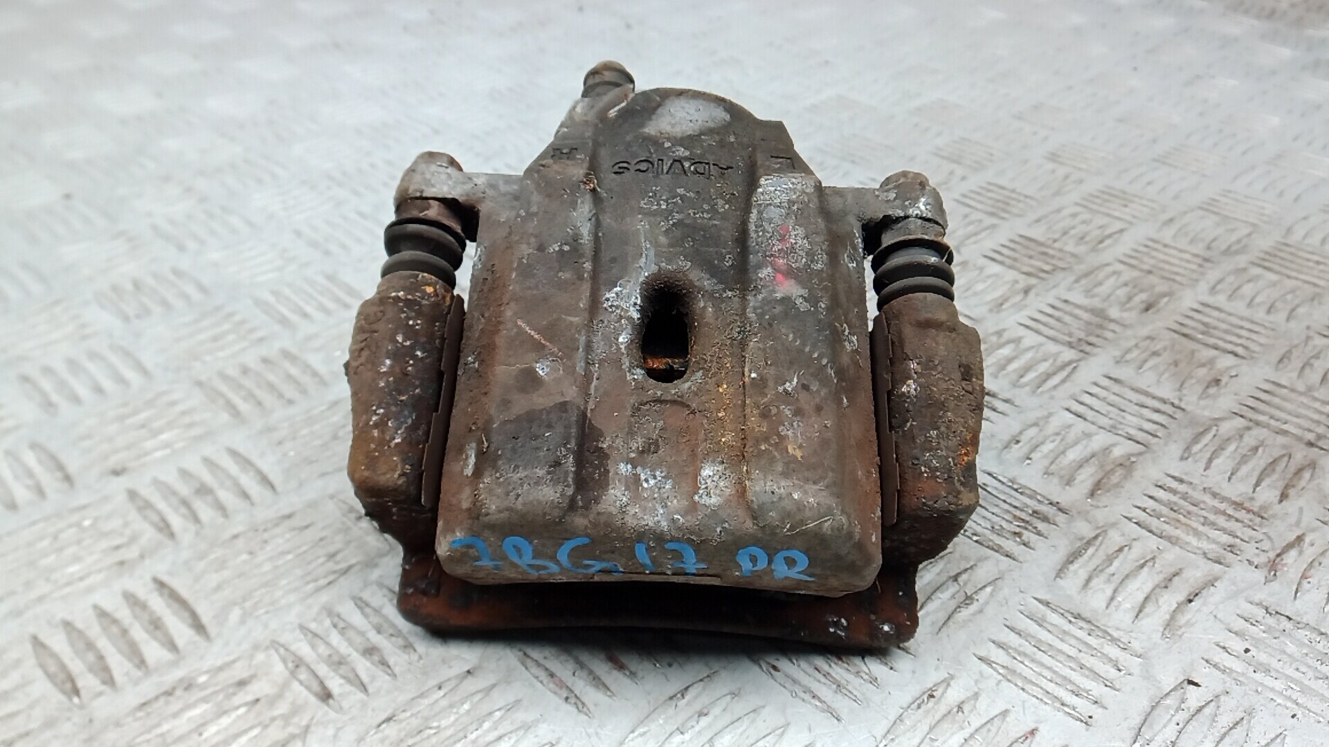 Суппорт тормозной передний правый TOYOTA PRIUS XW20, Номер 4773047020