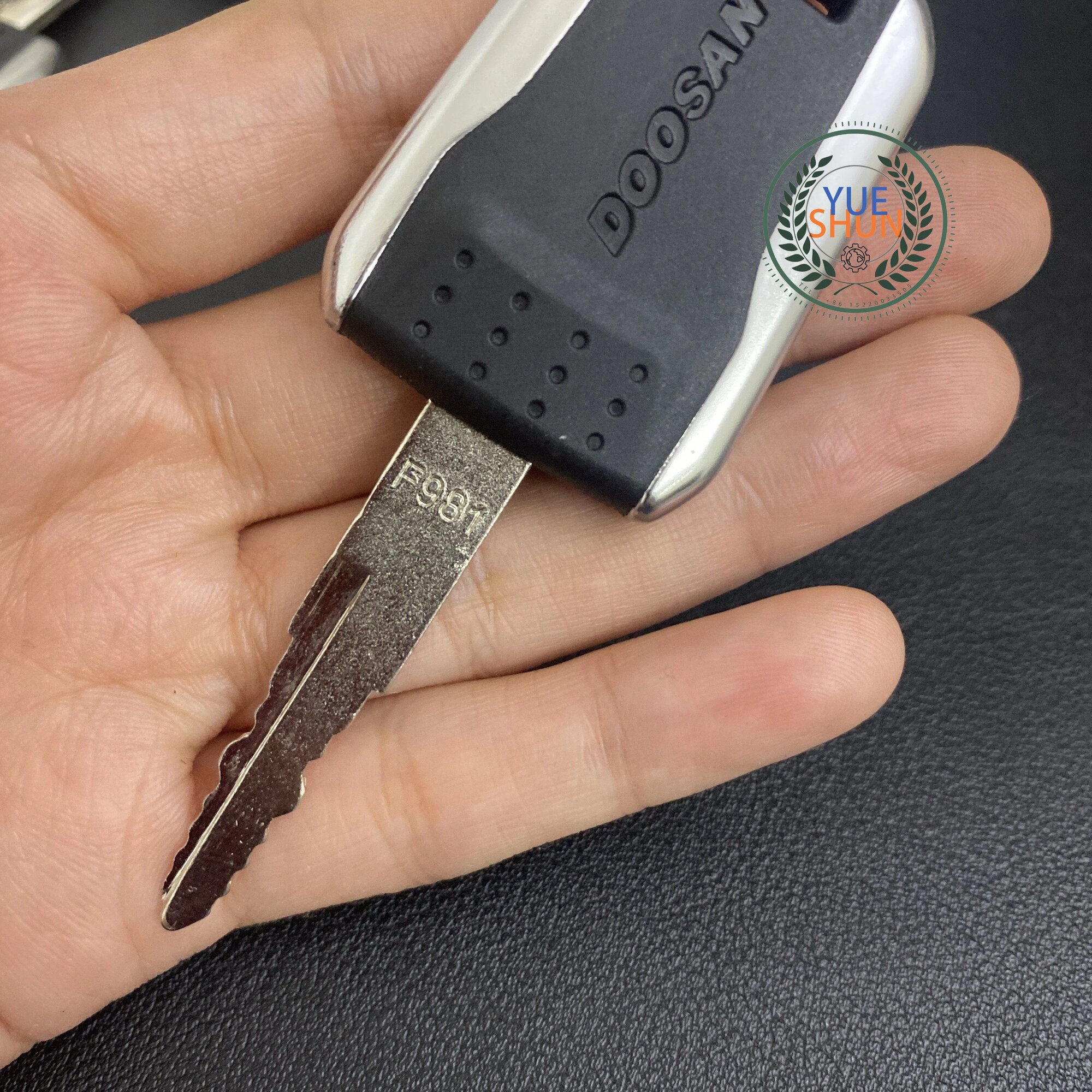 Экскаватор Doosan Daewoo DX55 60 75 150 200 21 ключи зажигания и открытия двери для начала: 1 шт.