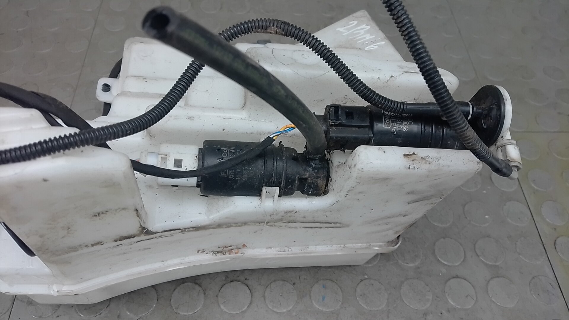 Бачок омывателя FORD FOCUS 4, Номер 2309892 — фото 1