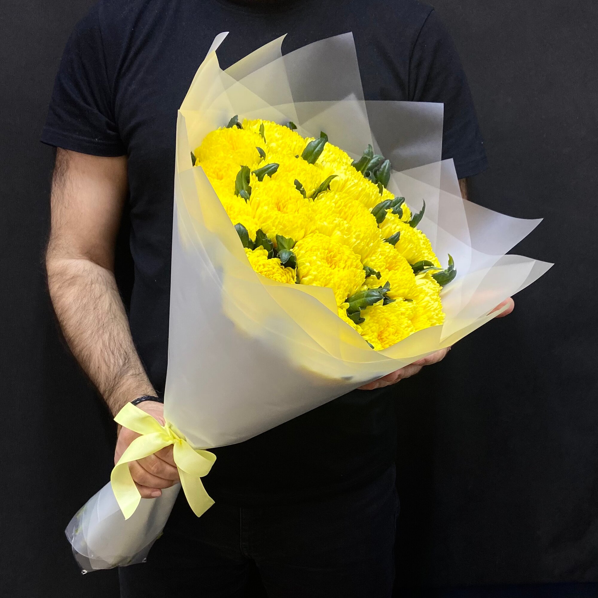 Букет из 19 желтых одноголовых хризантем сорта «Антонов» в авторской упаковке