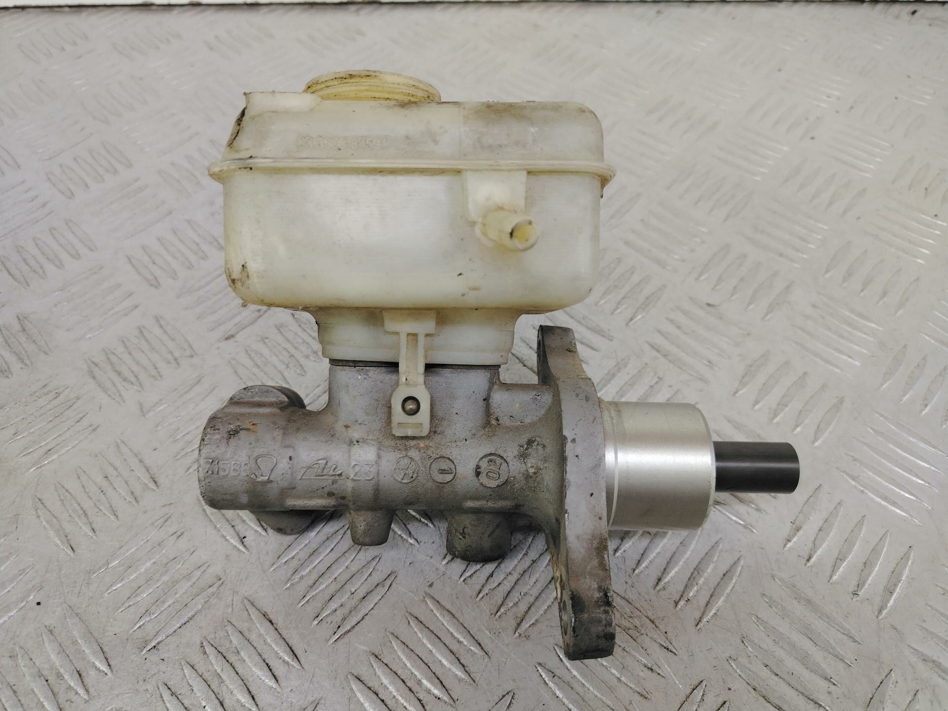 Главный тормозной цилиндр Volkswagen Golf 4 (1997 - 2006) 1J1611301B