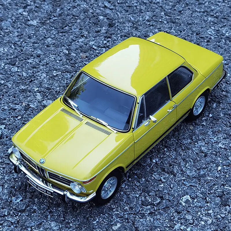 Модель автомобиля Kyosho BM 2002 Turbo Silver 1:18 08543GF Green
