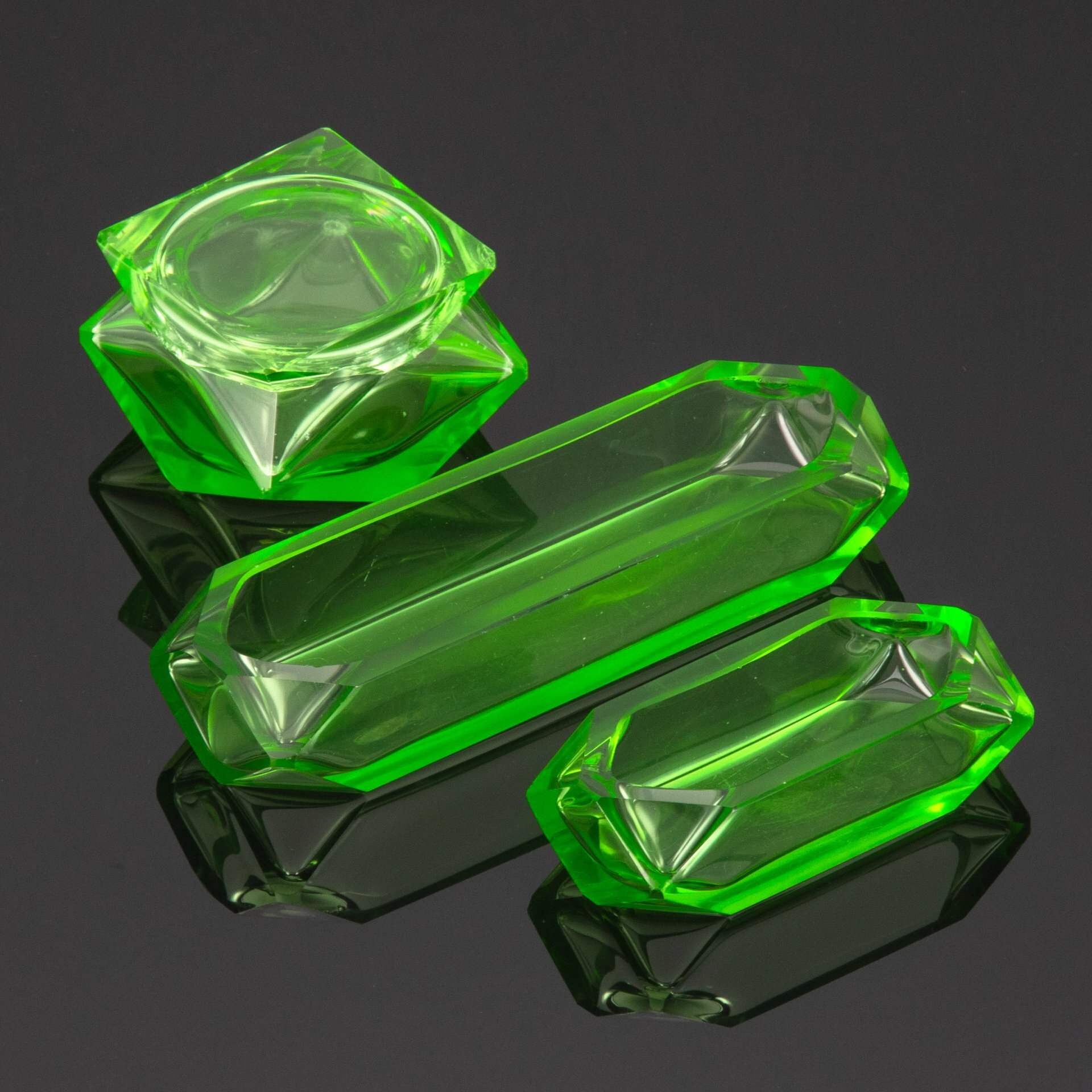 Набор зеленого оттенка для туалетного столика из трех предметов (шкатулка