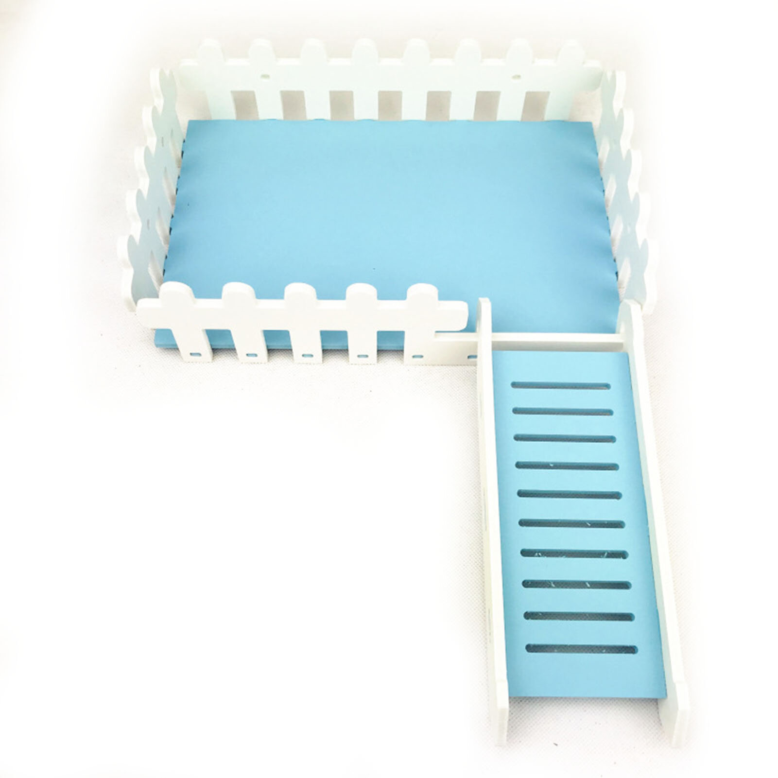 Платформа-горка для домика хомяка, моющаяся, съемная, легко устанавливаемая, из ПВХ, белый заборчик для хомяков, синий фон.