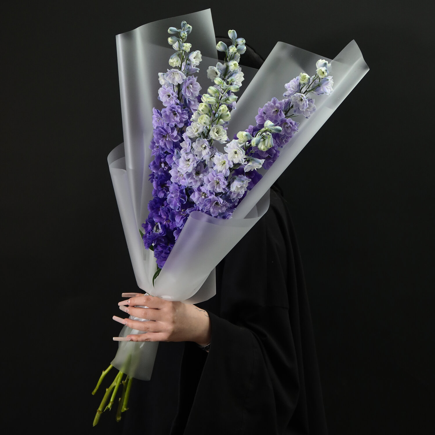 Синий букет из дельфиниума, синий пышный дельфиниум, стильный современный букет