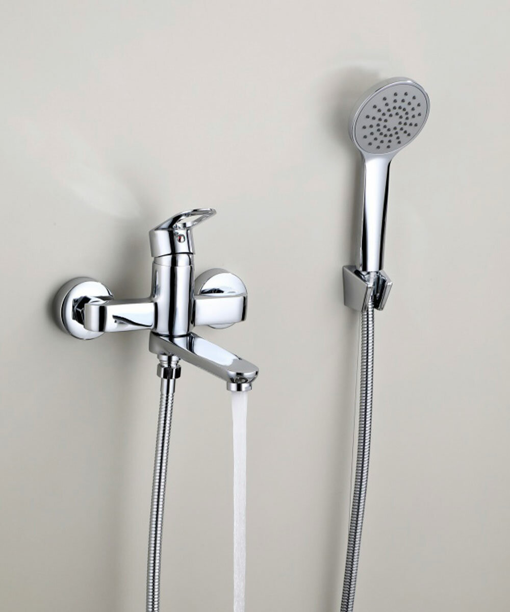 Смеситель для ванны с душем от бренда Hansen с коротким поворотным изливом H31018 хром