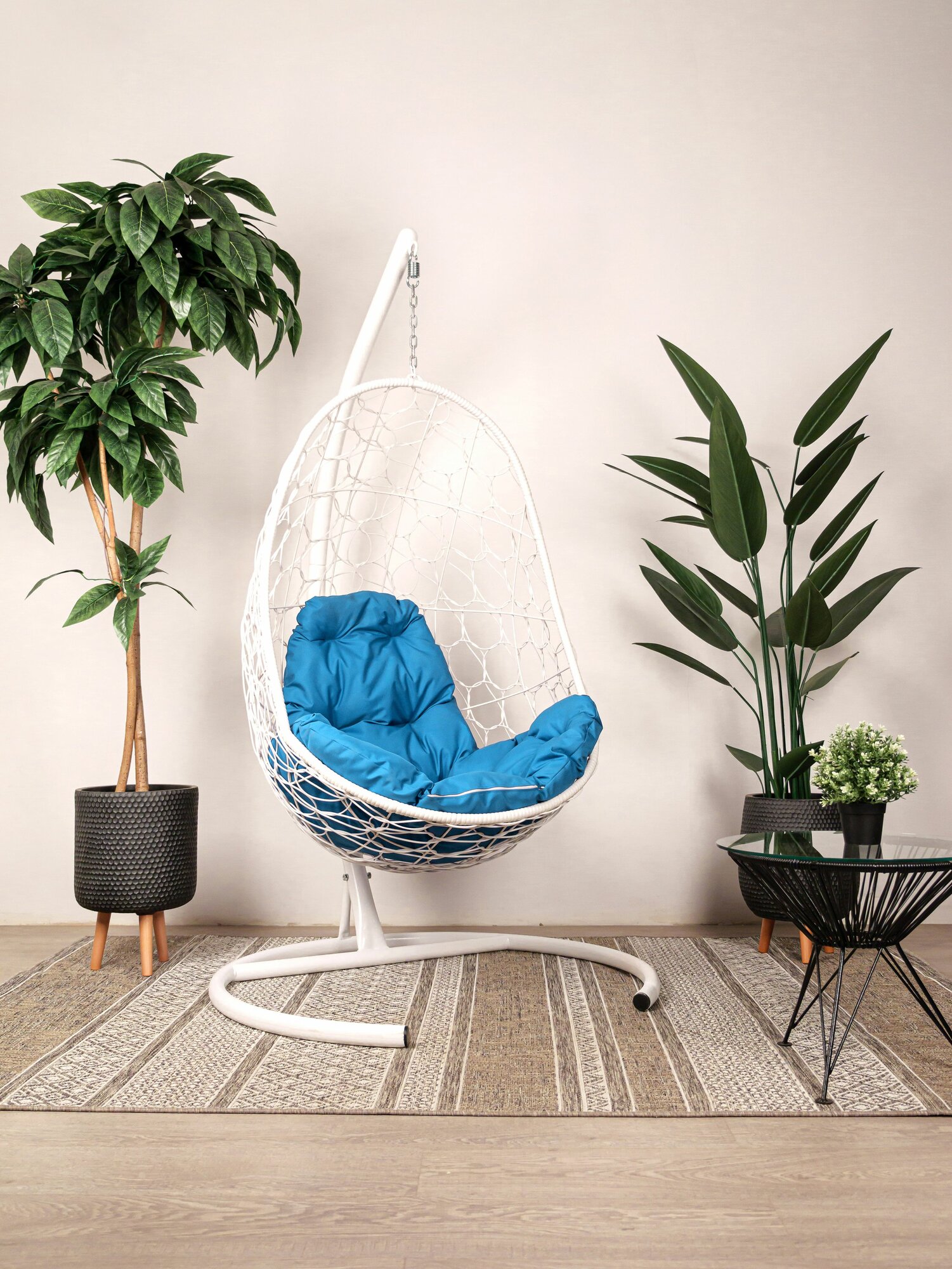 Подвесное кресло овал, с ротангом белое, голубая подушка