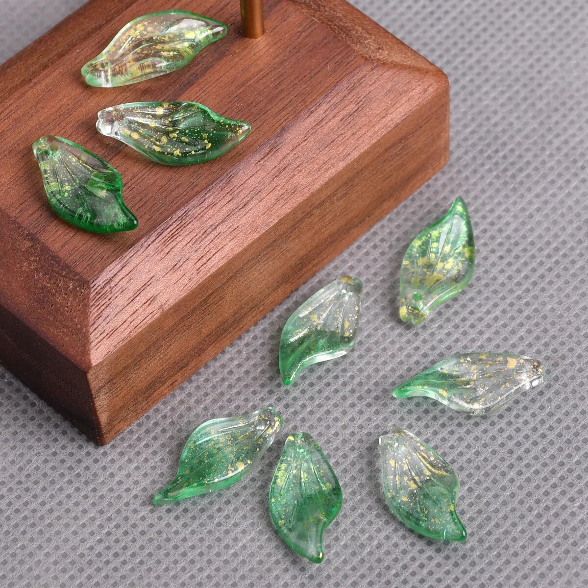 Стеклянные бусины лепестки листьев Siancolary 10 шт.