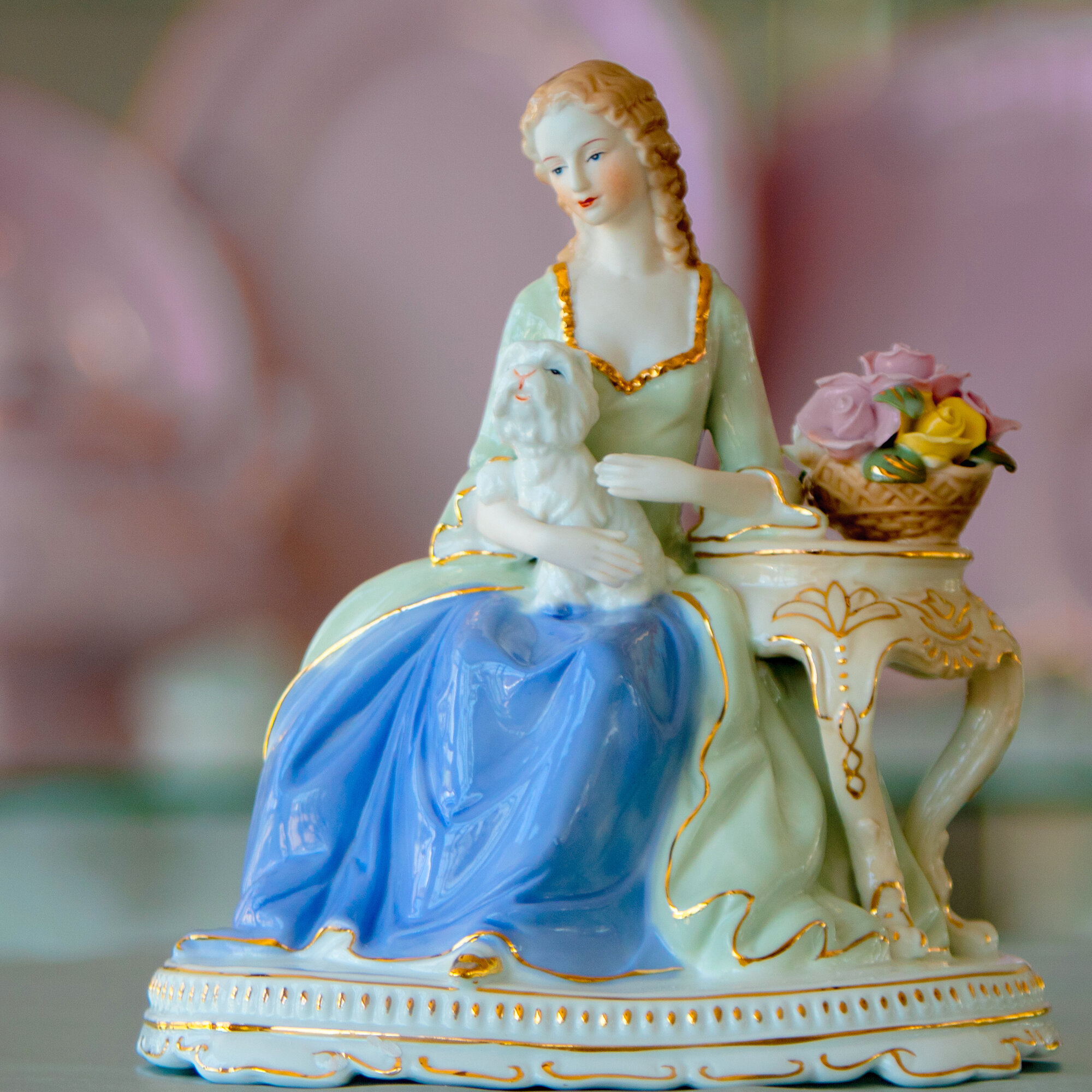 Статуэтка декоративная 25 см./1 шт. "Девушка с собачкой" Royal Classics B3-6694/18267081972, HW-8