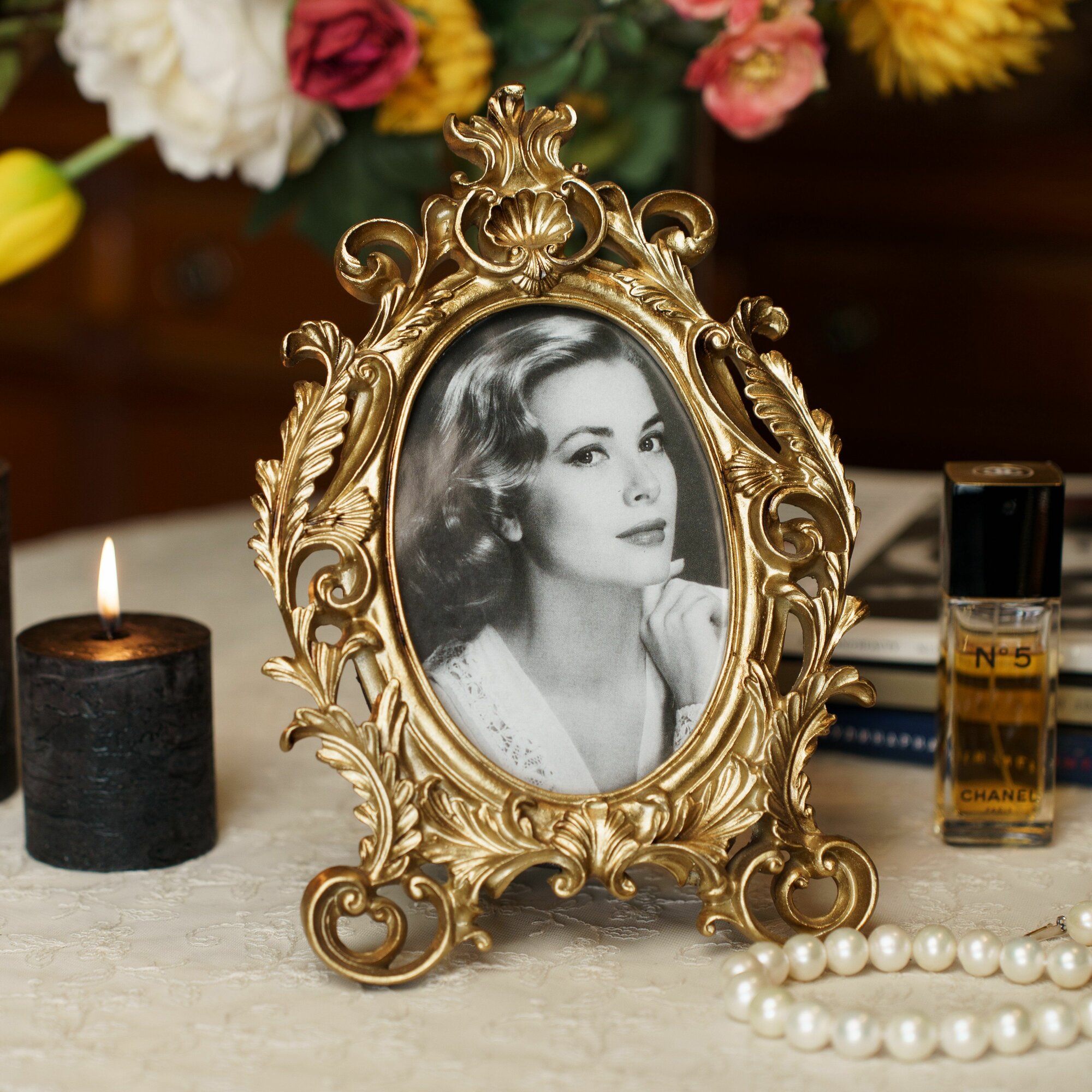 Рамка для фотографий в винтажном стиле Кружево, золотистая, ажурная, настольная (для фото10х15 см)