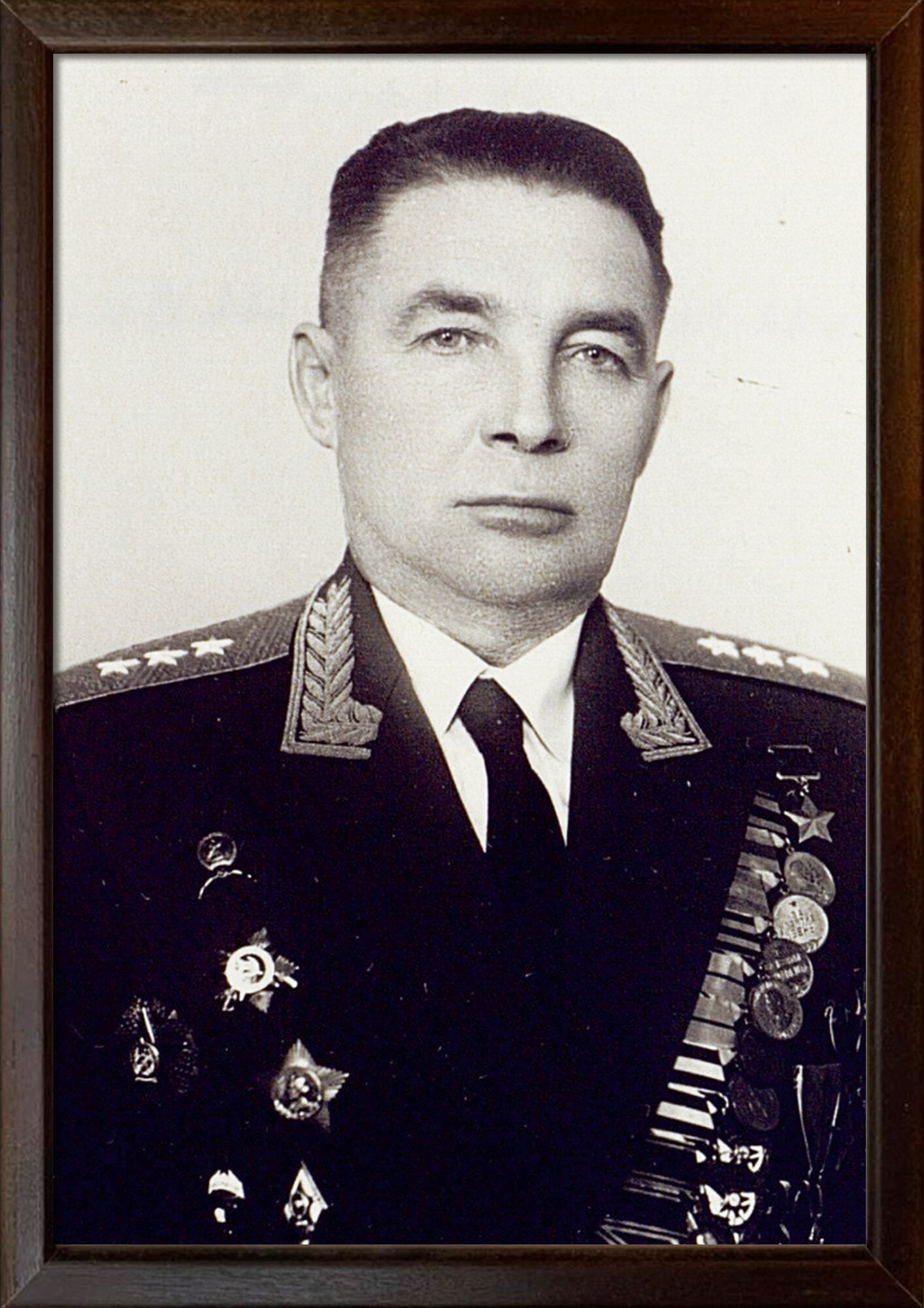 Портрет Маргелова В. Ф, формат А-4 (21x30 см.), деревянная рамка