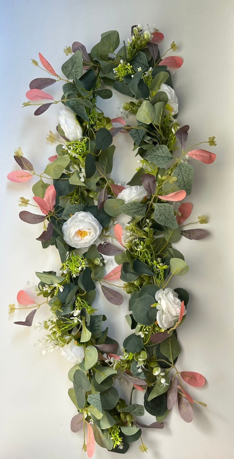 Лиана эвкалипт с розами