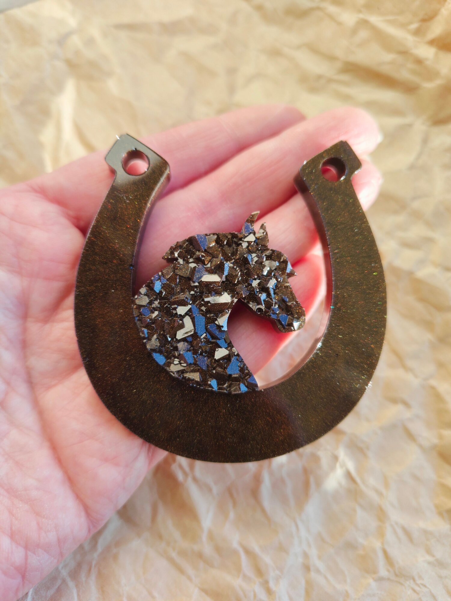 Магнит из эпоксидной смолы Подкова с лошадью ручной работы