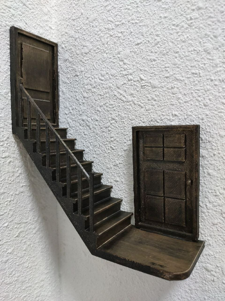 Статуэтка - Лестница в стене