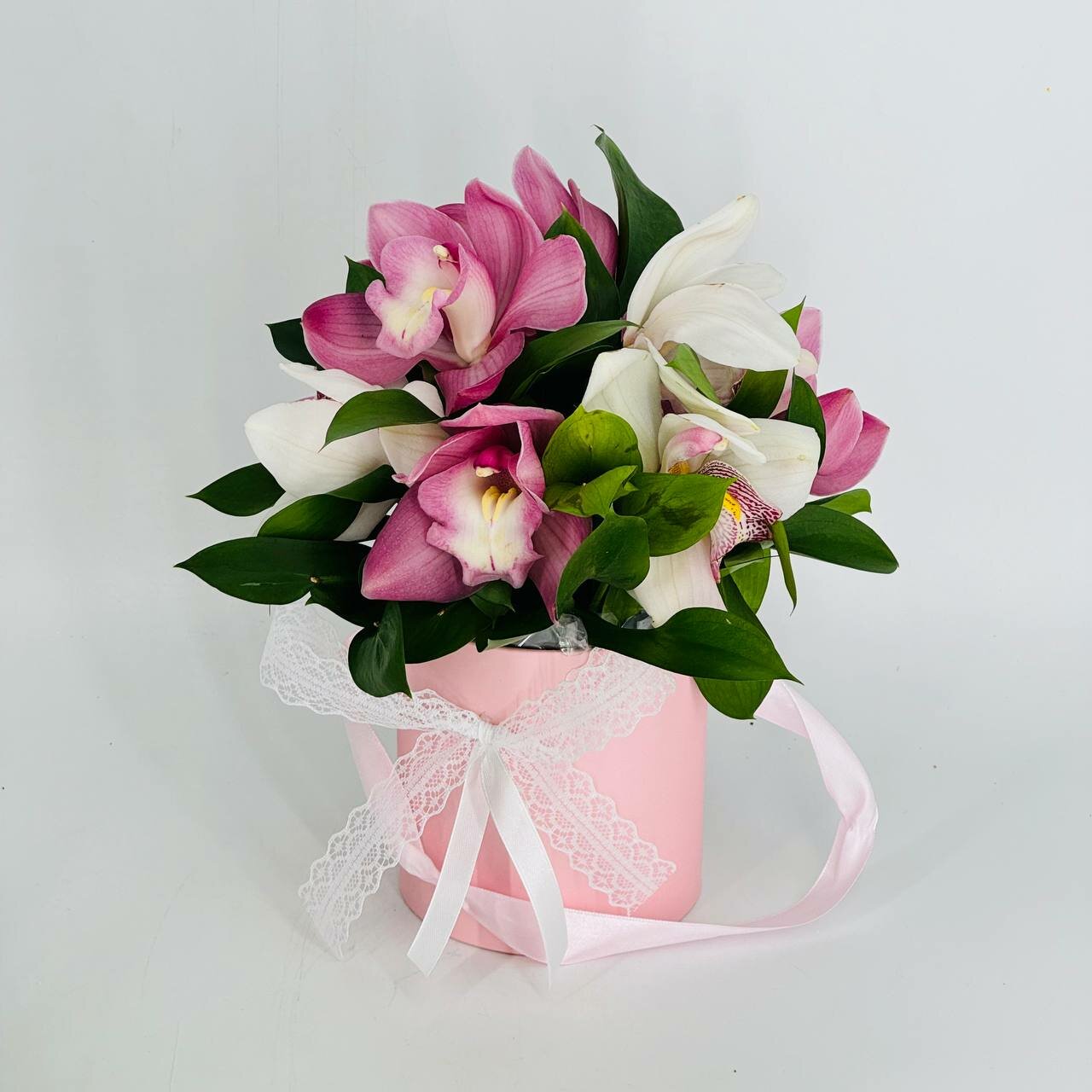 Букет из 9 орхидей в шляпной коробке. Букет для любимой девушки