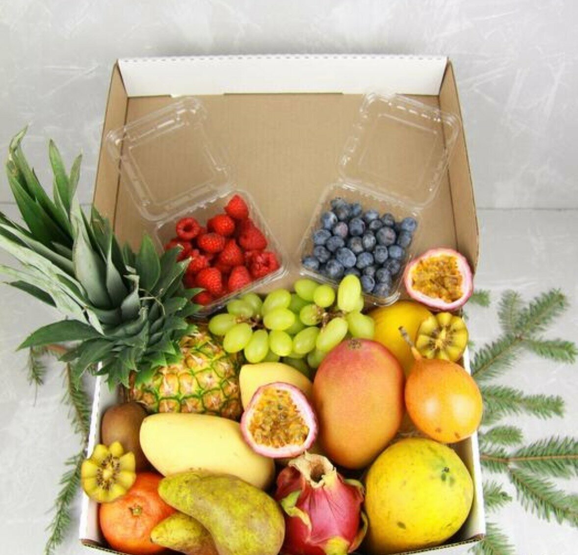 Набор коробка подарочная с экзотическими фруктами и сягодами