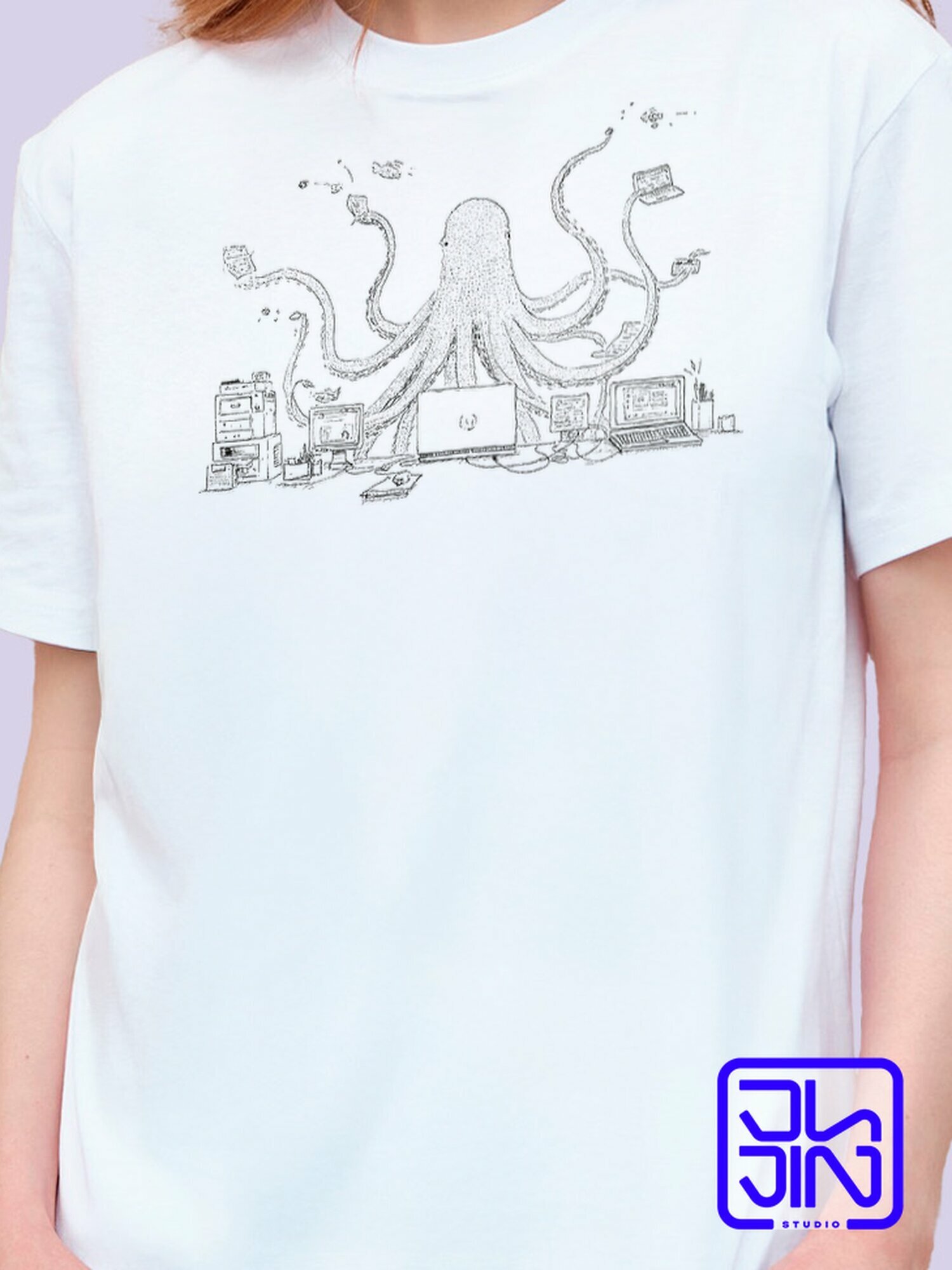 Футболка классическая женская с авторским принтом Осьминог черно-белый в офисной атмосфере с ноутбуком и оригинальными деталями, белый хлопковый трикотаж с прикольным рисунком на груди