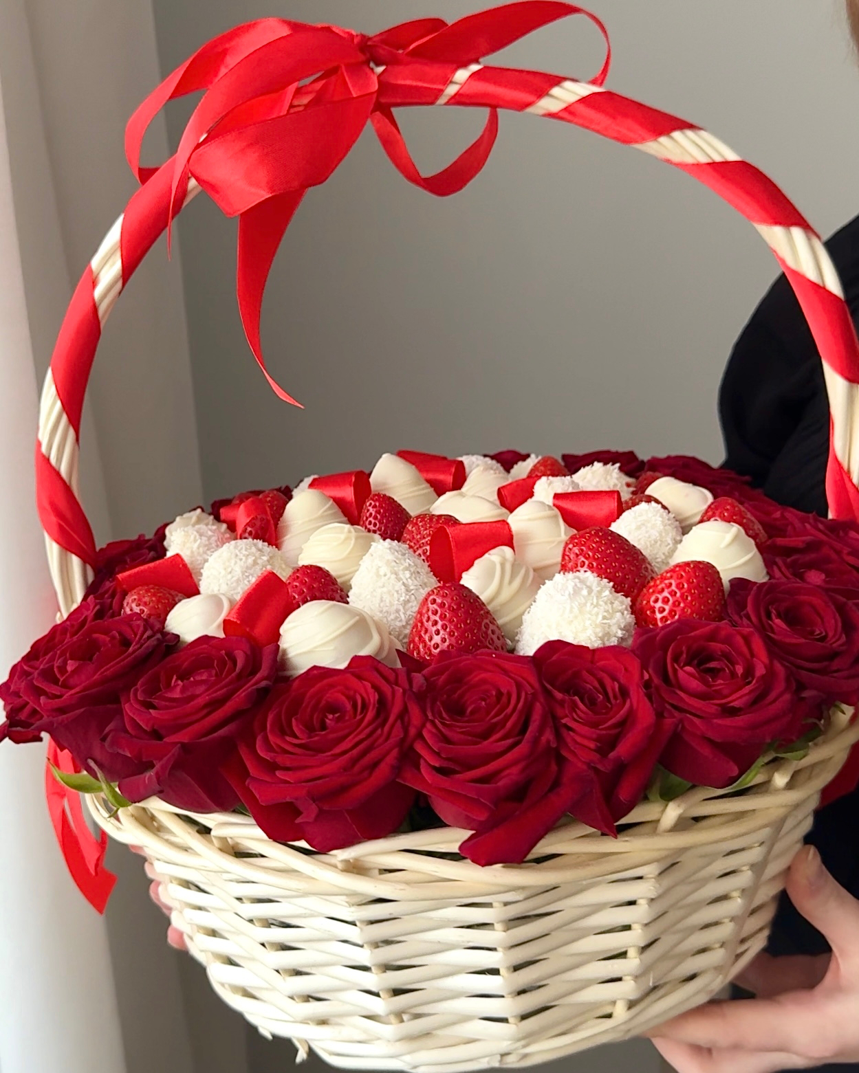 Премиум корзина с клубникой в бельгийском шоколаде и одноголовыми розами