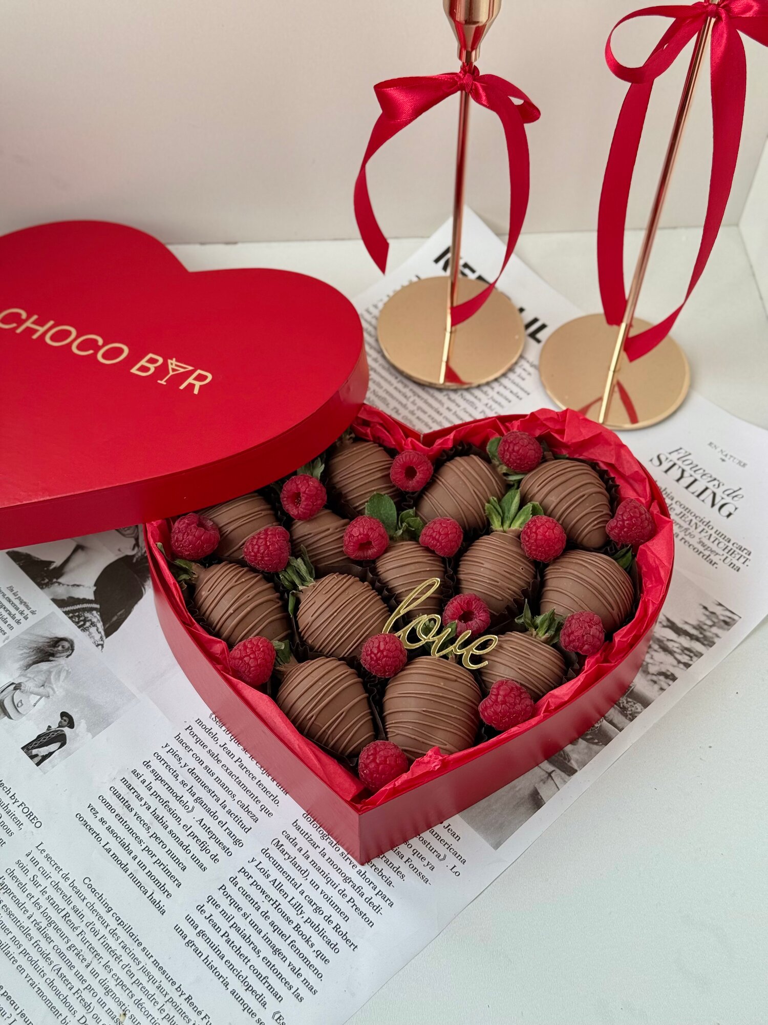 Клубника в молочном бельгийском шоколаде с малиной подарочный набор в коробке сердце
