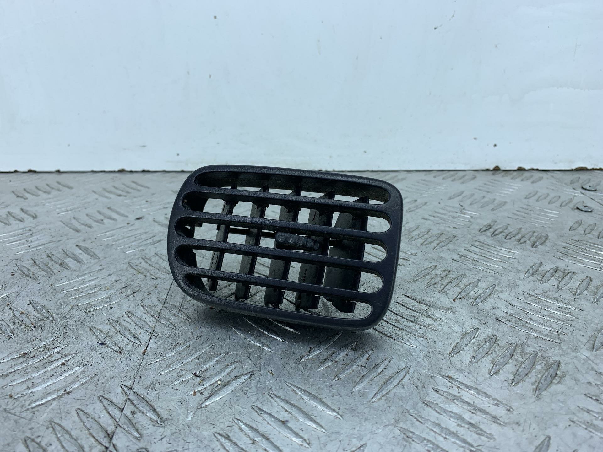 Дефлектор обдува салона центральный Renault Megane рест. (1999 - 2003)