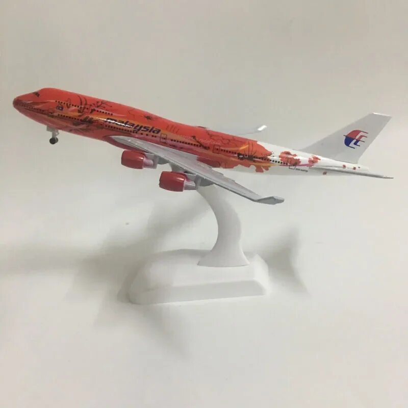 Модель самолета Boeing 747 красного цвета