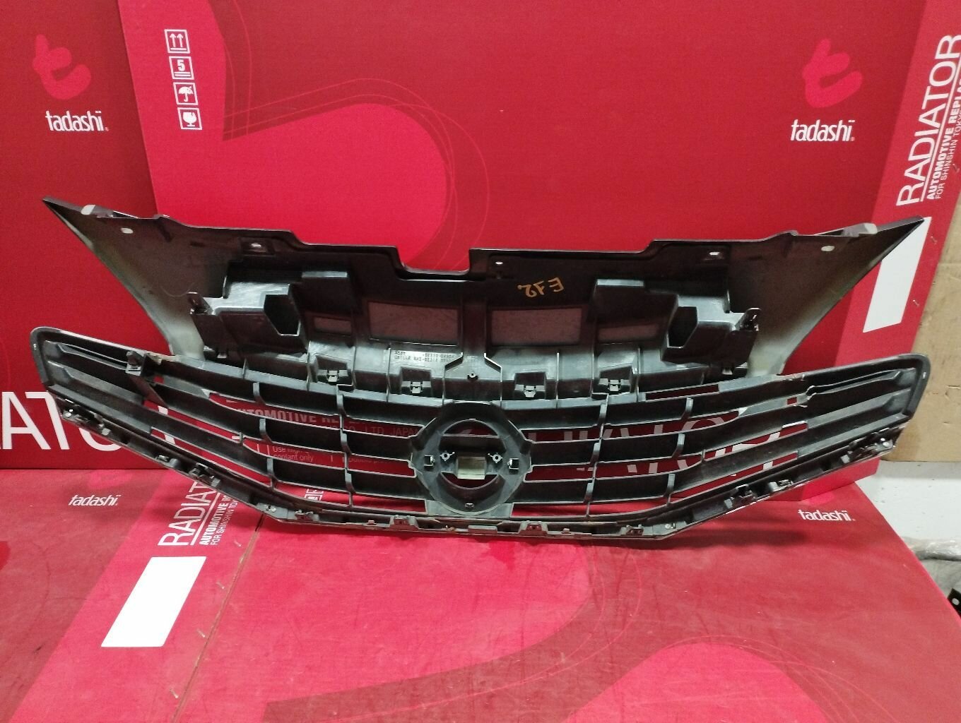 Решетка радиатора с пробегом Nissan Note E12 — фото 1