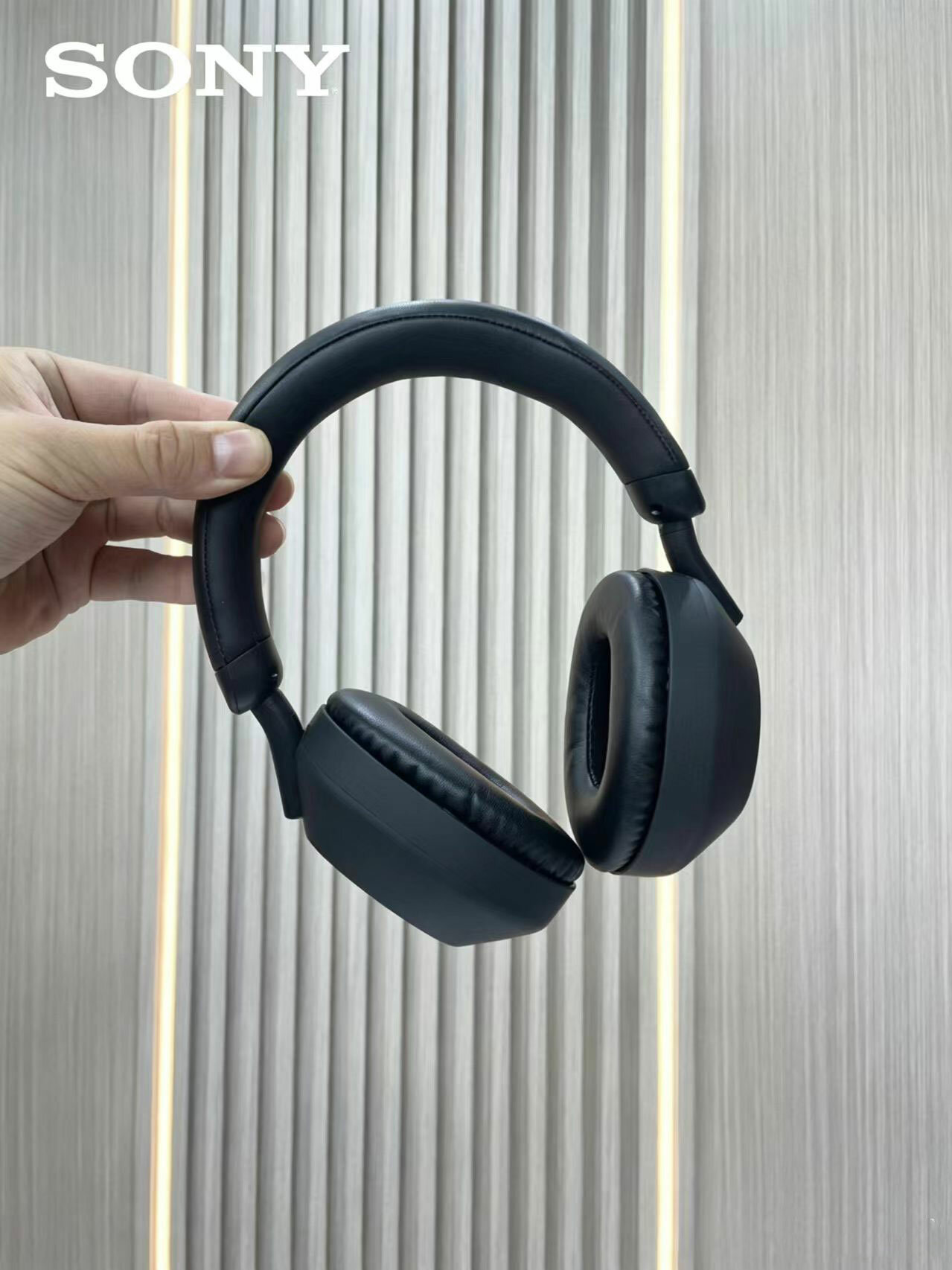 Беспроводные Bluetooth-наушники SonyWH-1000XM5 Generation, охватывающие уши.
