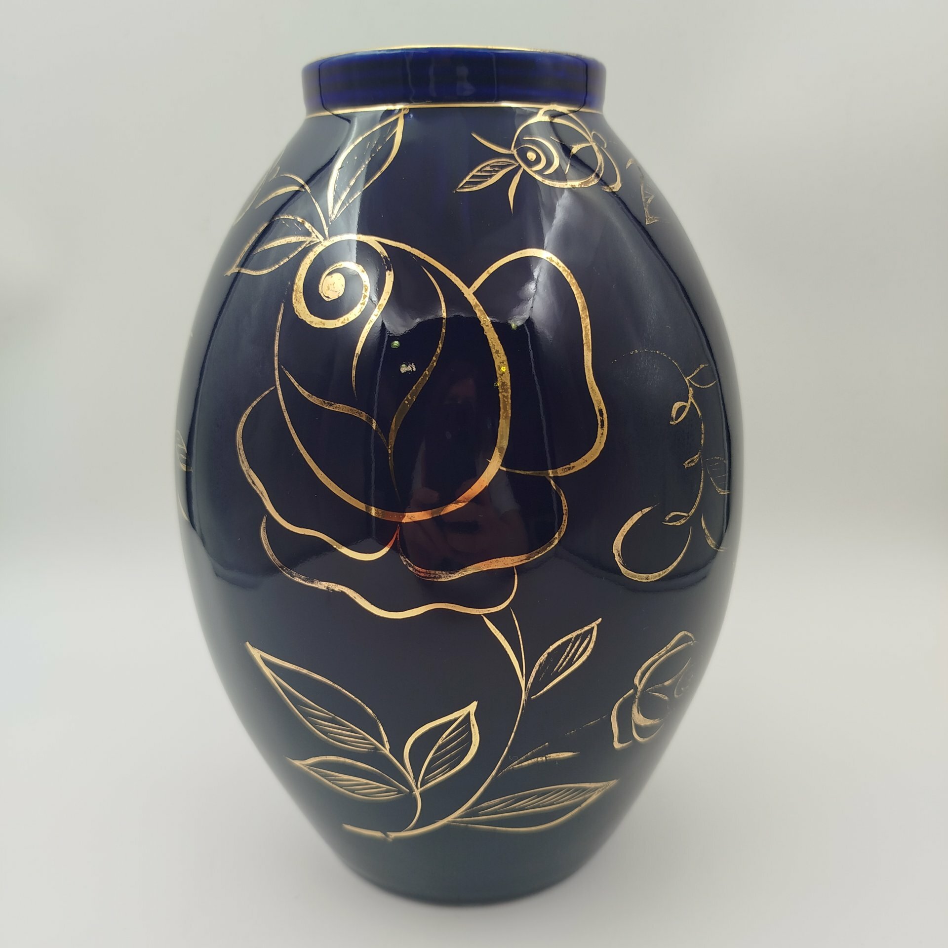 Ваза кобальтового цвета с цветочным декором, фарфор, золочение